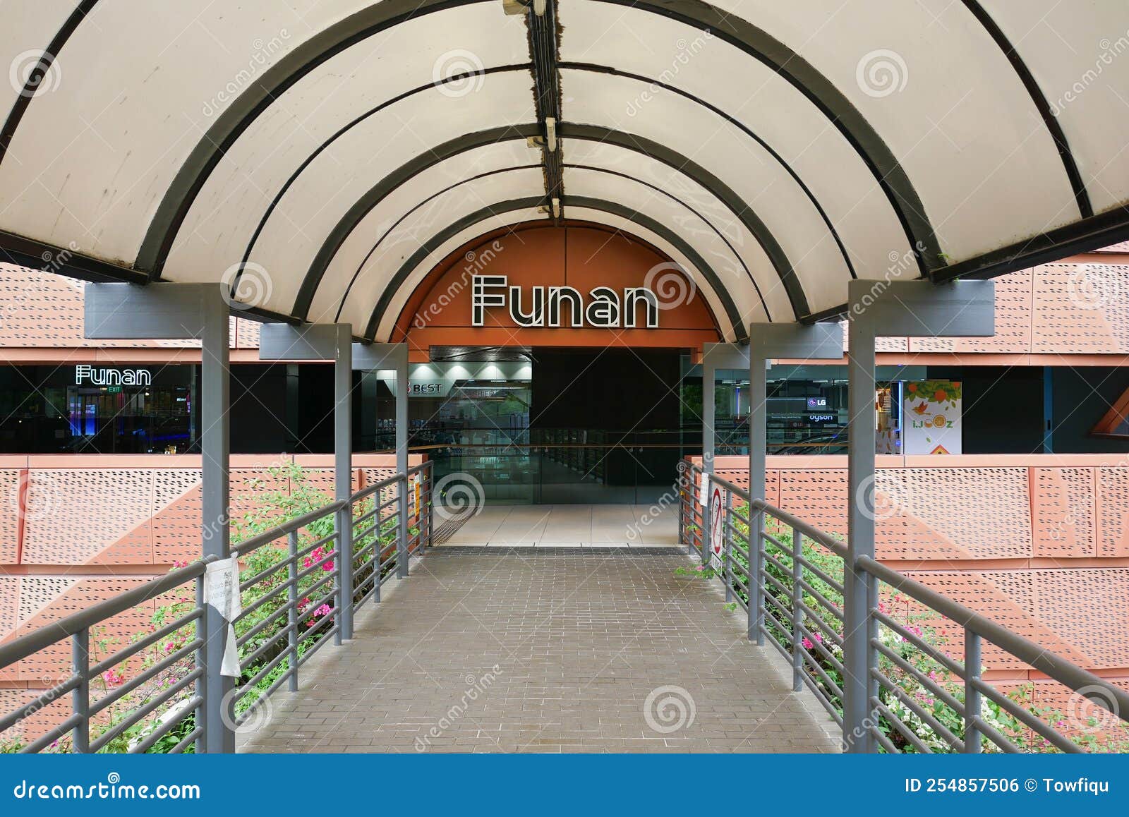 Funan Singapur 2 De Junio De 2022. Las Tiendas De Los Edificios De Los ...