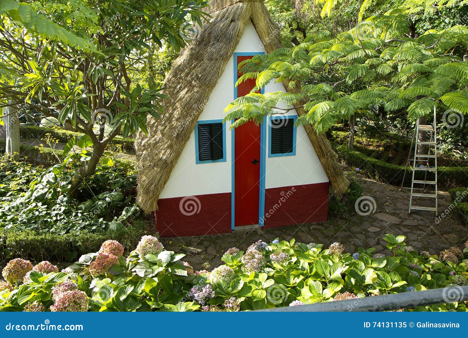 Funchal Madeira Portugal Casa Triangular Tradicional Imagen de archivo ...