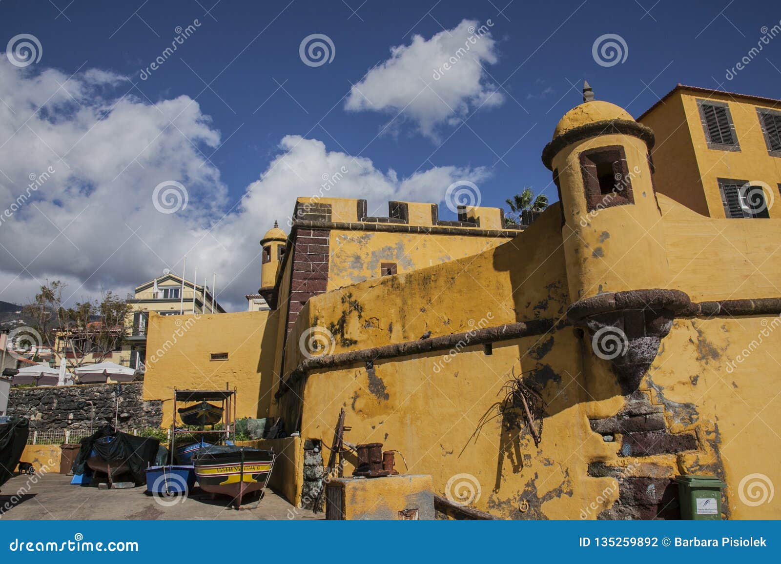 Funchal, Madeira, Portugal - Castillo Amarillo Foto de archivo - Imagen ...