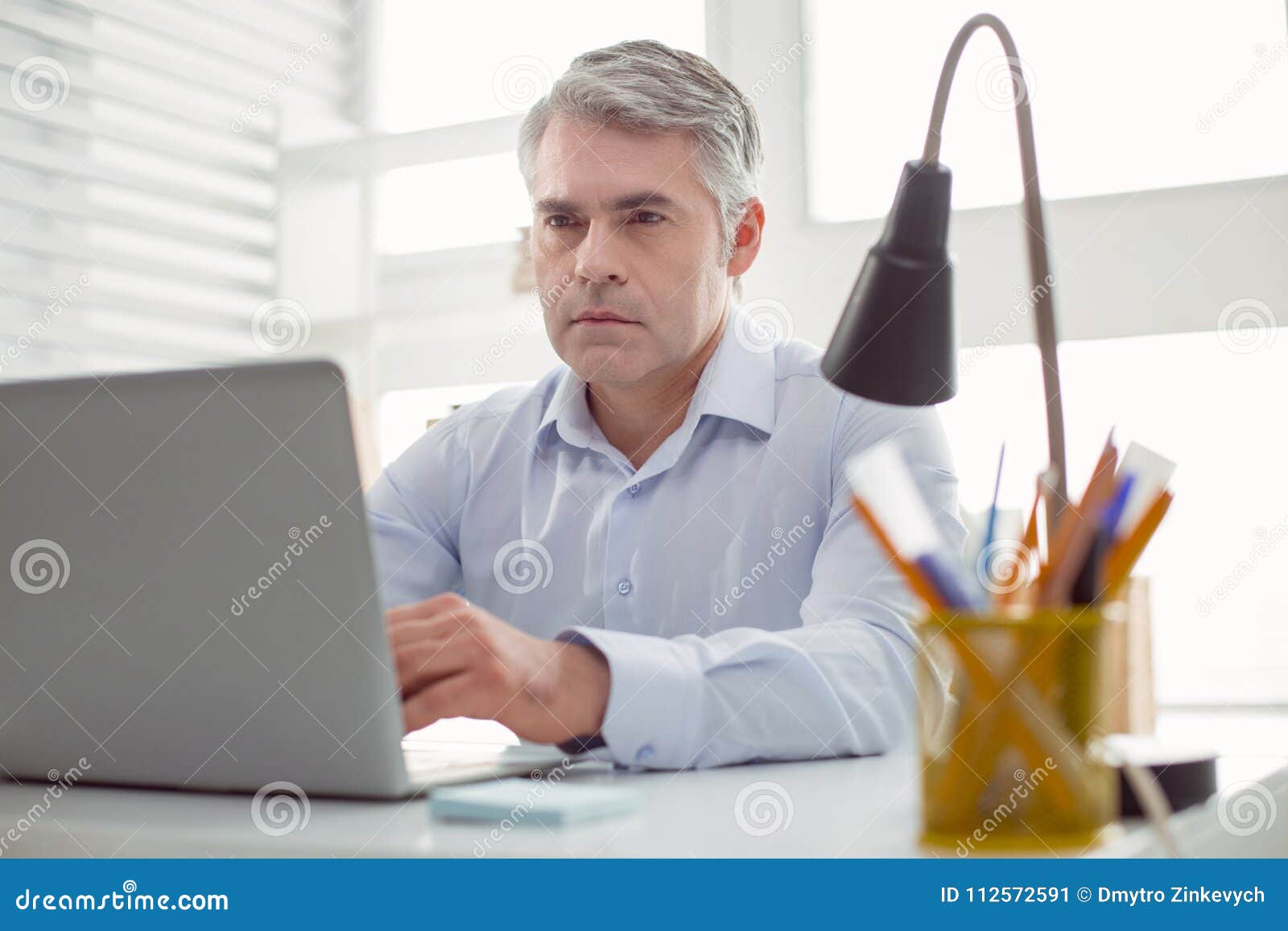 Funcionamiento Confiado Elegante Del Hombre Imagen de archivo - Imagen ...