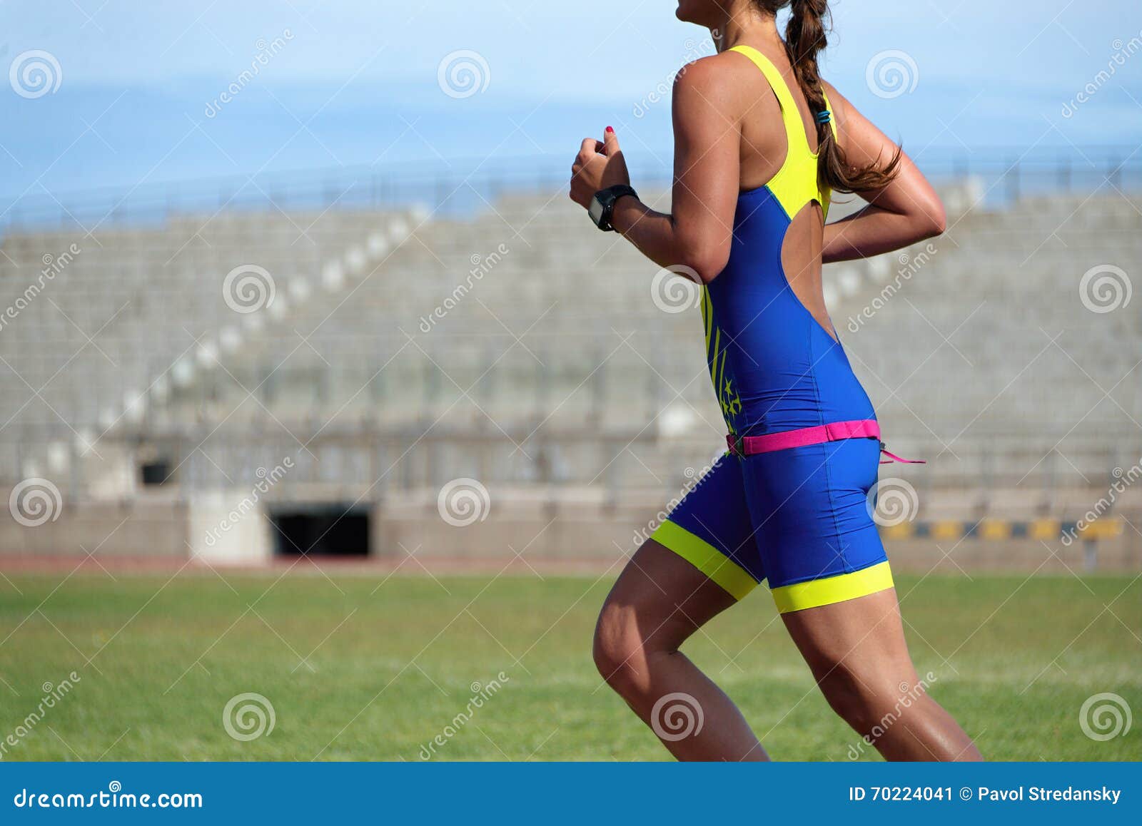 Funcionamiento Del Corredor Del Atleta Imagen de archivo - Imagen de ...