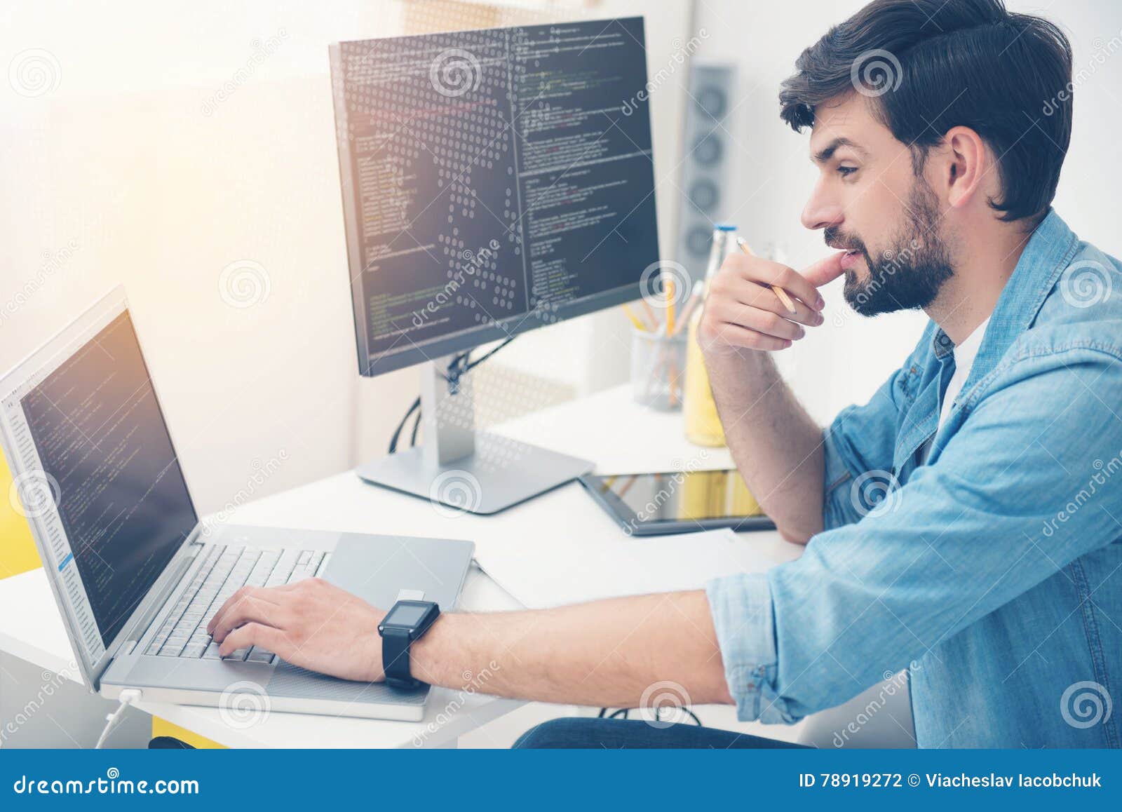 Funcionamiento Del Hombre Joven Como Programador Foto de archivo ... Funcionamiento Del Hombre Joven Como Programador Foto de archivo ...