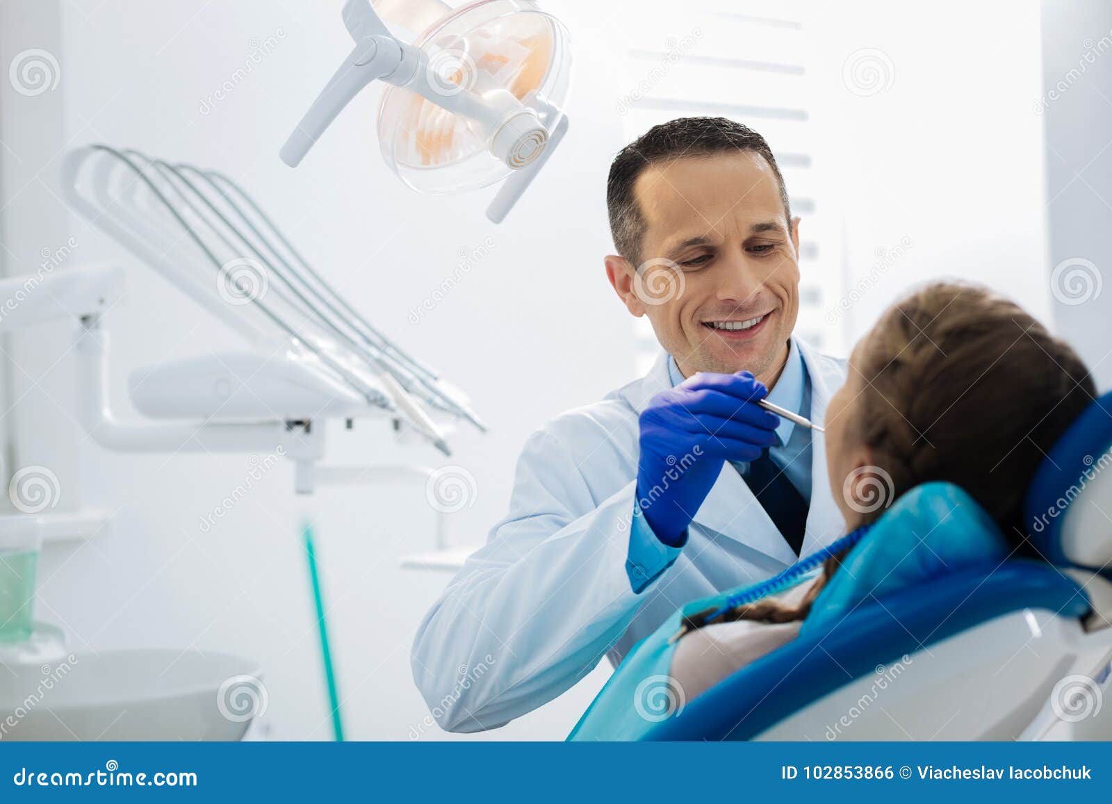 Funcionamiento Experimentado Feliz Del Dentista Foto de archivo ...