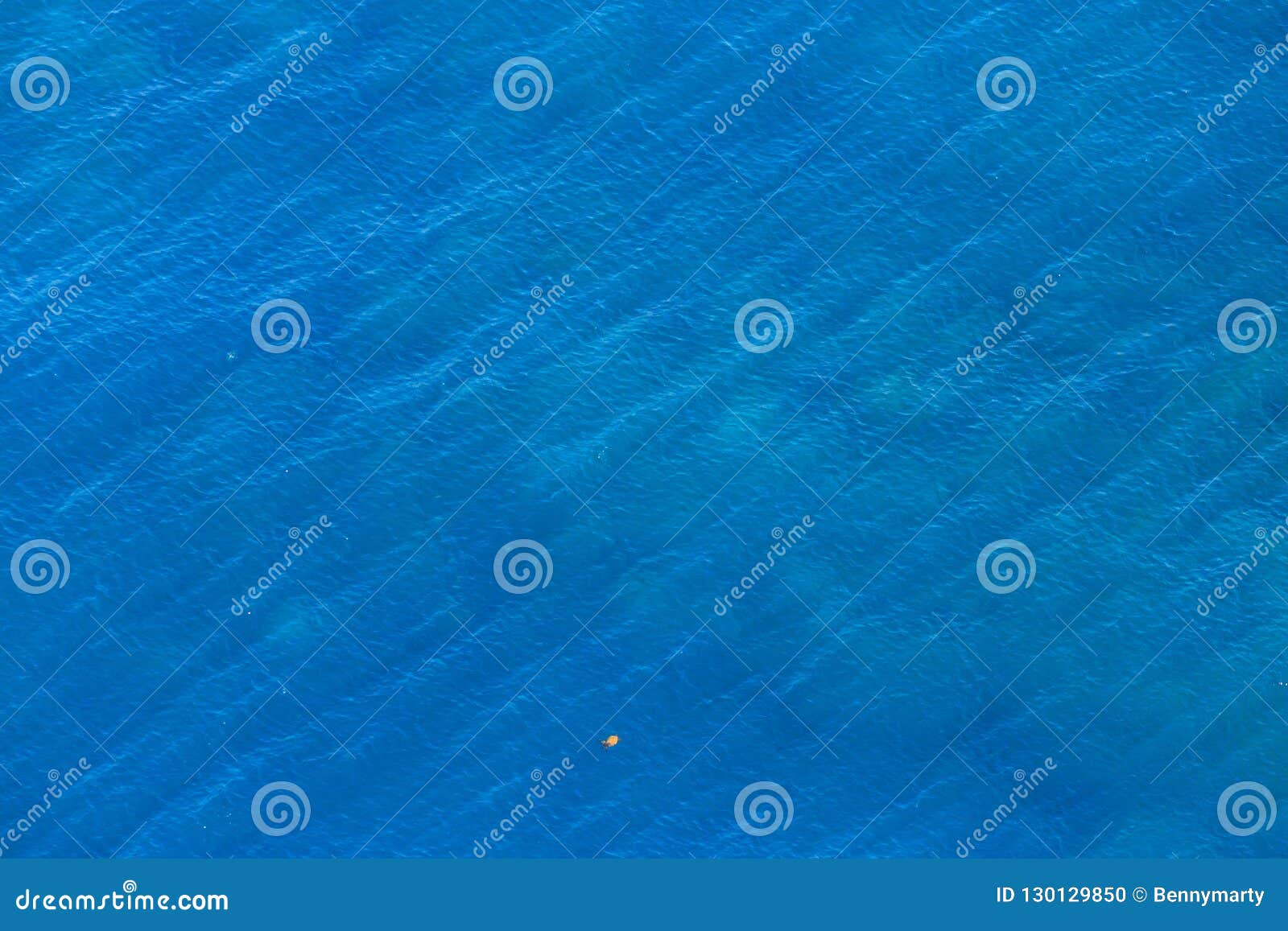 Fundo azul do mar foto de stock. Imagem de horizonte - 130129850