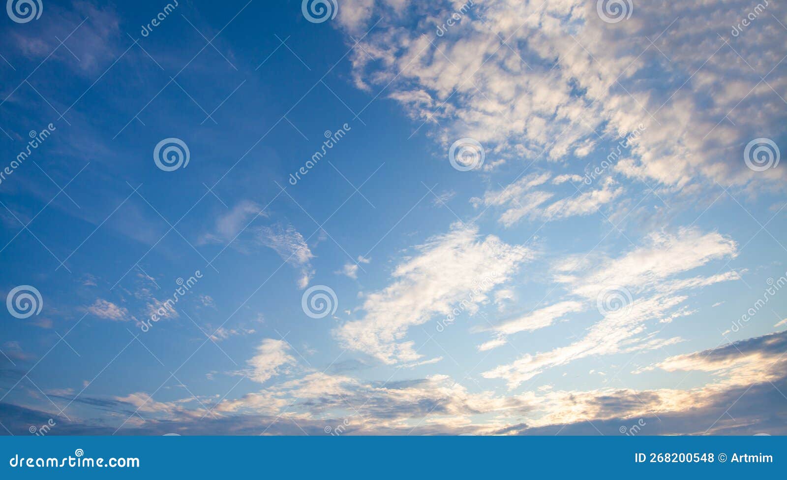 Fundo Azul-matinal Com Nuvens Foto de Stock - Imagem de bonito ...