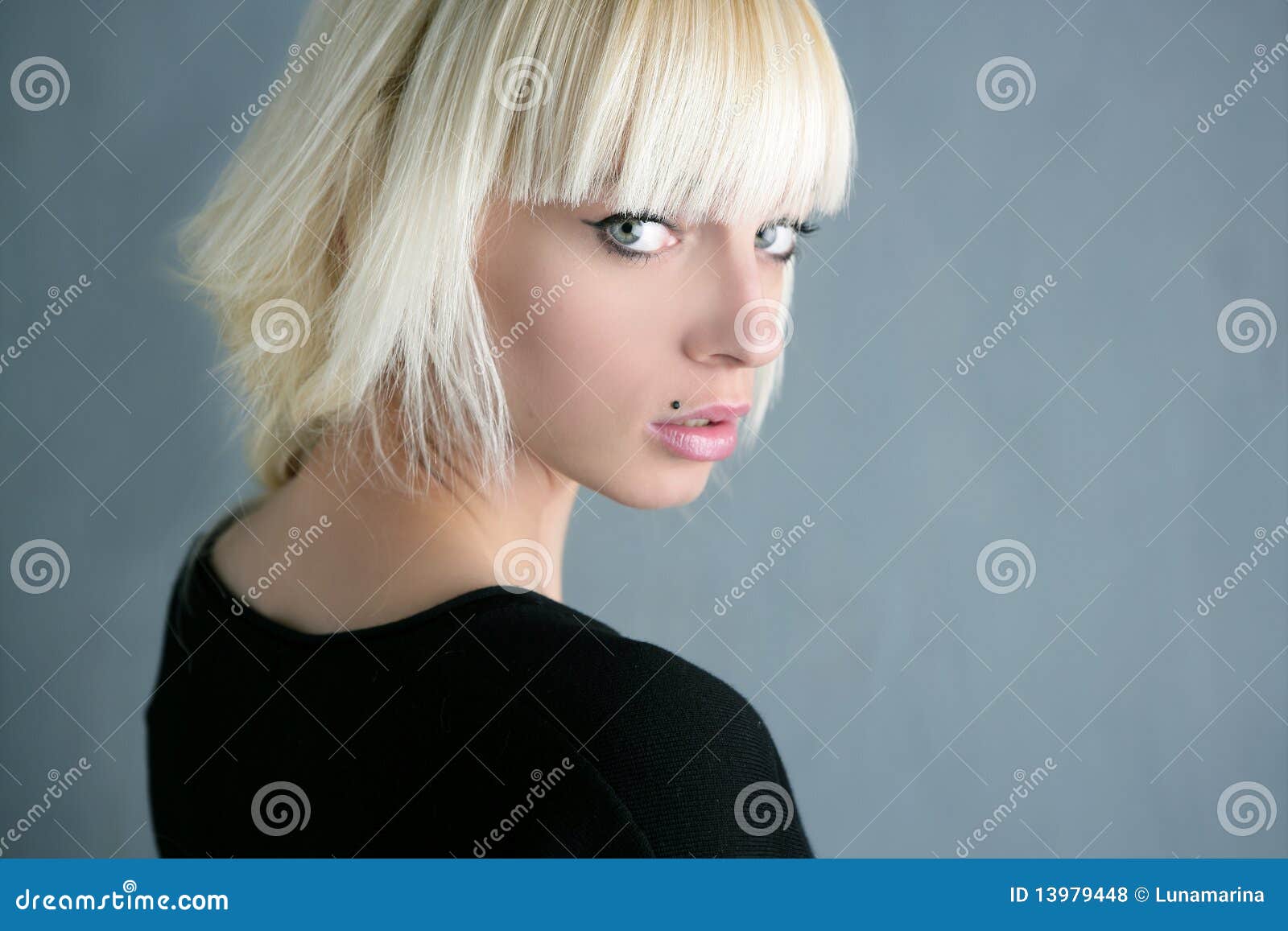 Fundo Bonito Louro Do Cinza Da Menina Da Forma Foto de Stock - Imagem ...