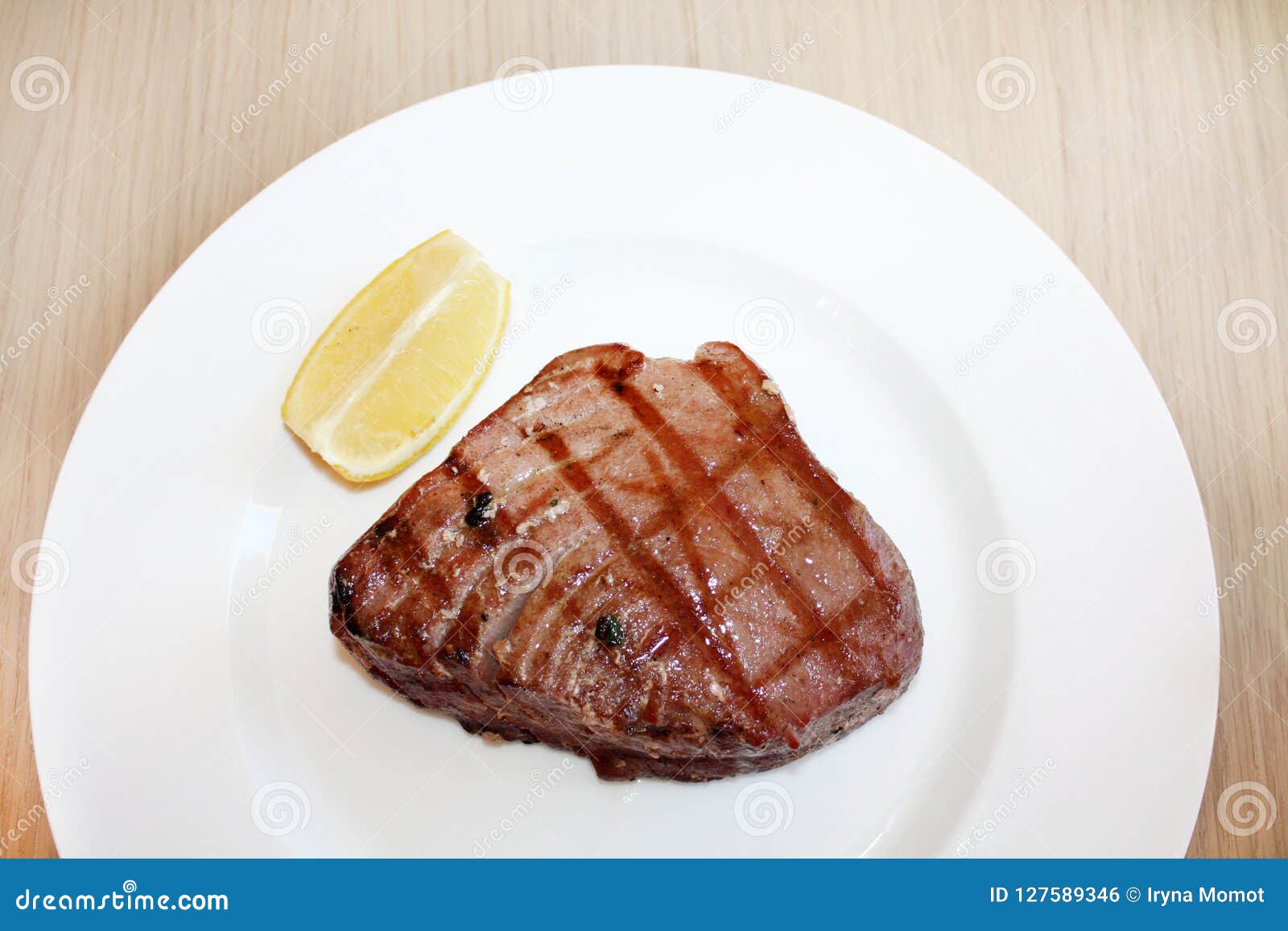 Fundo Branco Grelhado Posta Do Atum Foto de Stock - Imagem de fresco ...