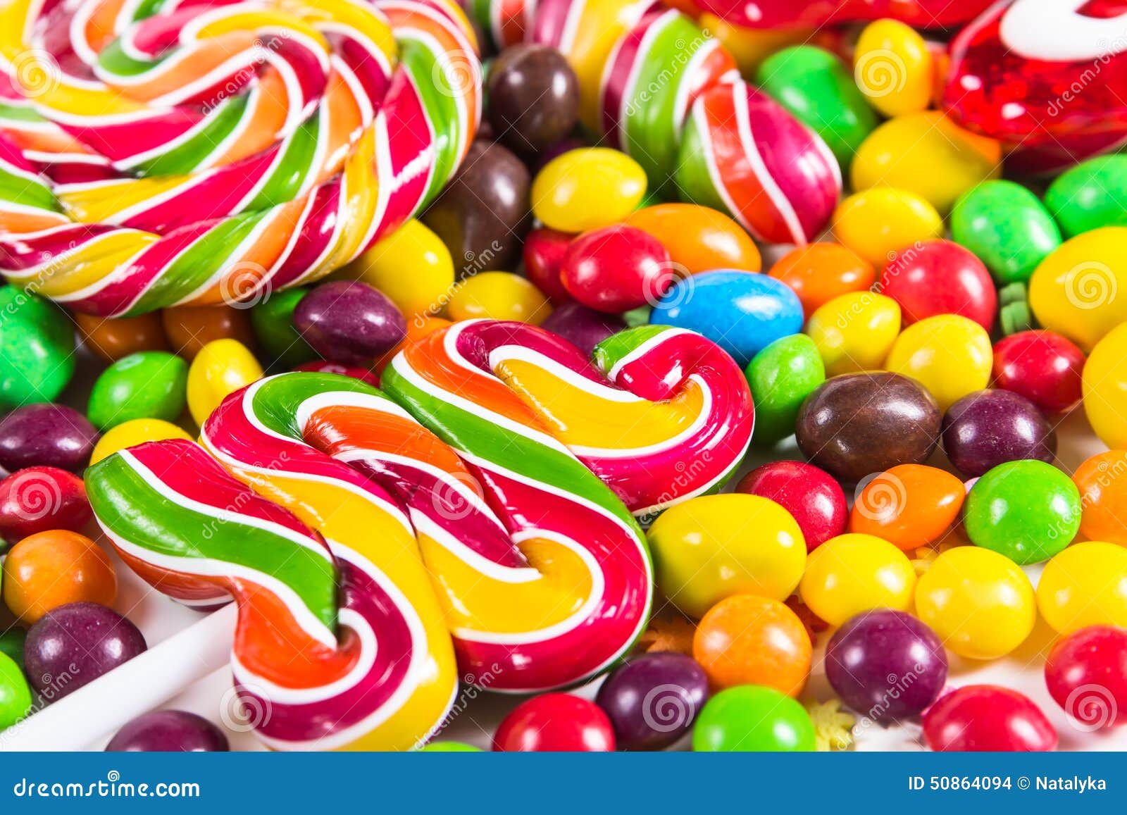 Fundo com doces coloridos foto de stock. Imagem de brilhante - 50864094