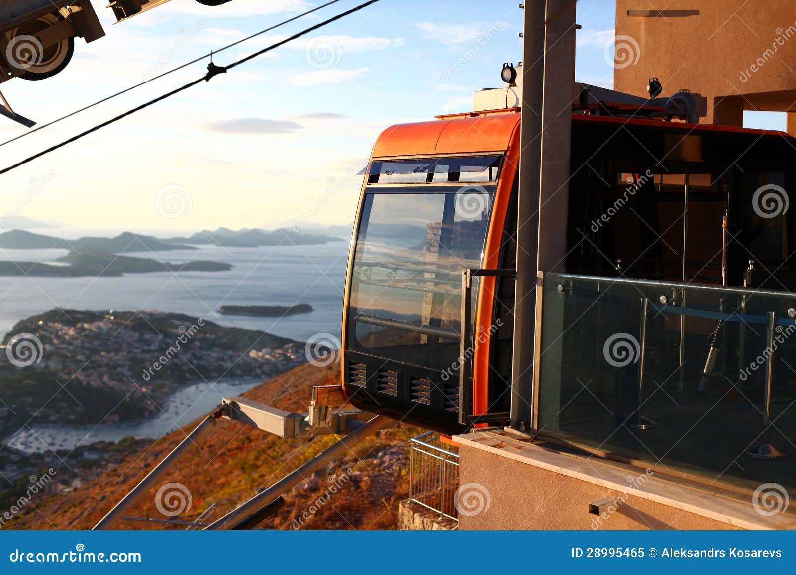 Funicular Alaranjado E Panorama De Dubrovnik Imagem de Stock - Imagem ...