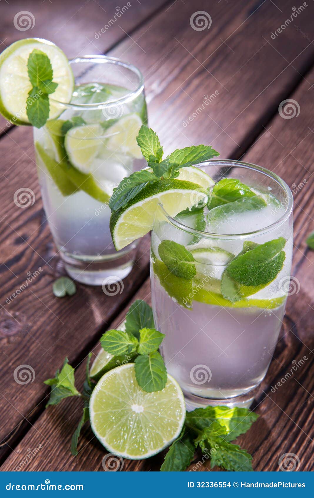 Funkelndes Wasser Mit Kalken Und Minze Stockfoto - Bild von nahaufnahme ...