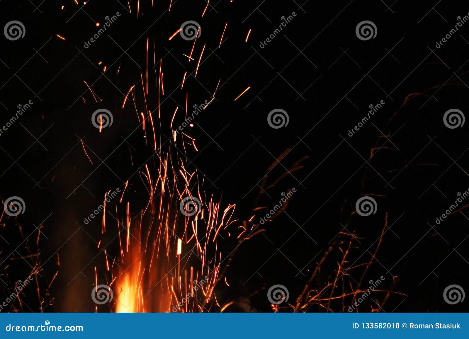 Funken Auf Einem Schwarzen Hintergrund Funken Des Feuers Feuer ...