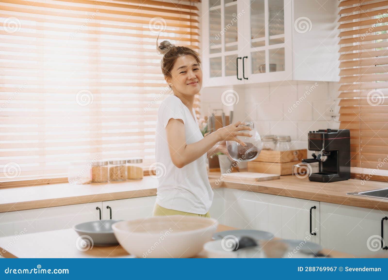 Funny Candid Moment Of Wife Cooking For Husband For The First Time
