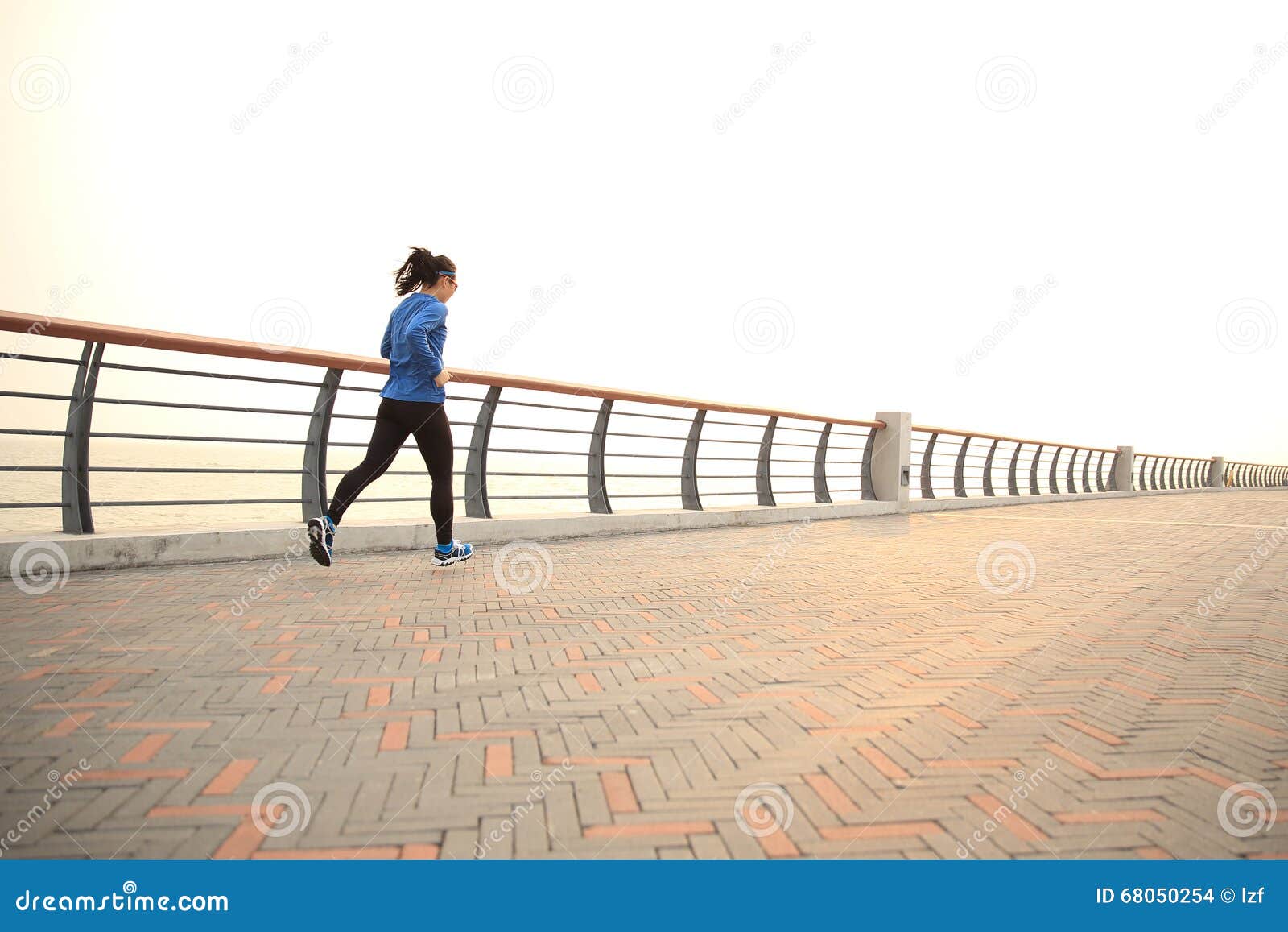 Funzionamento Del Corridore Sulla Strada Della Spiaggia Fotografia ...