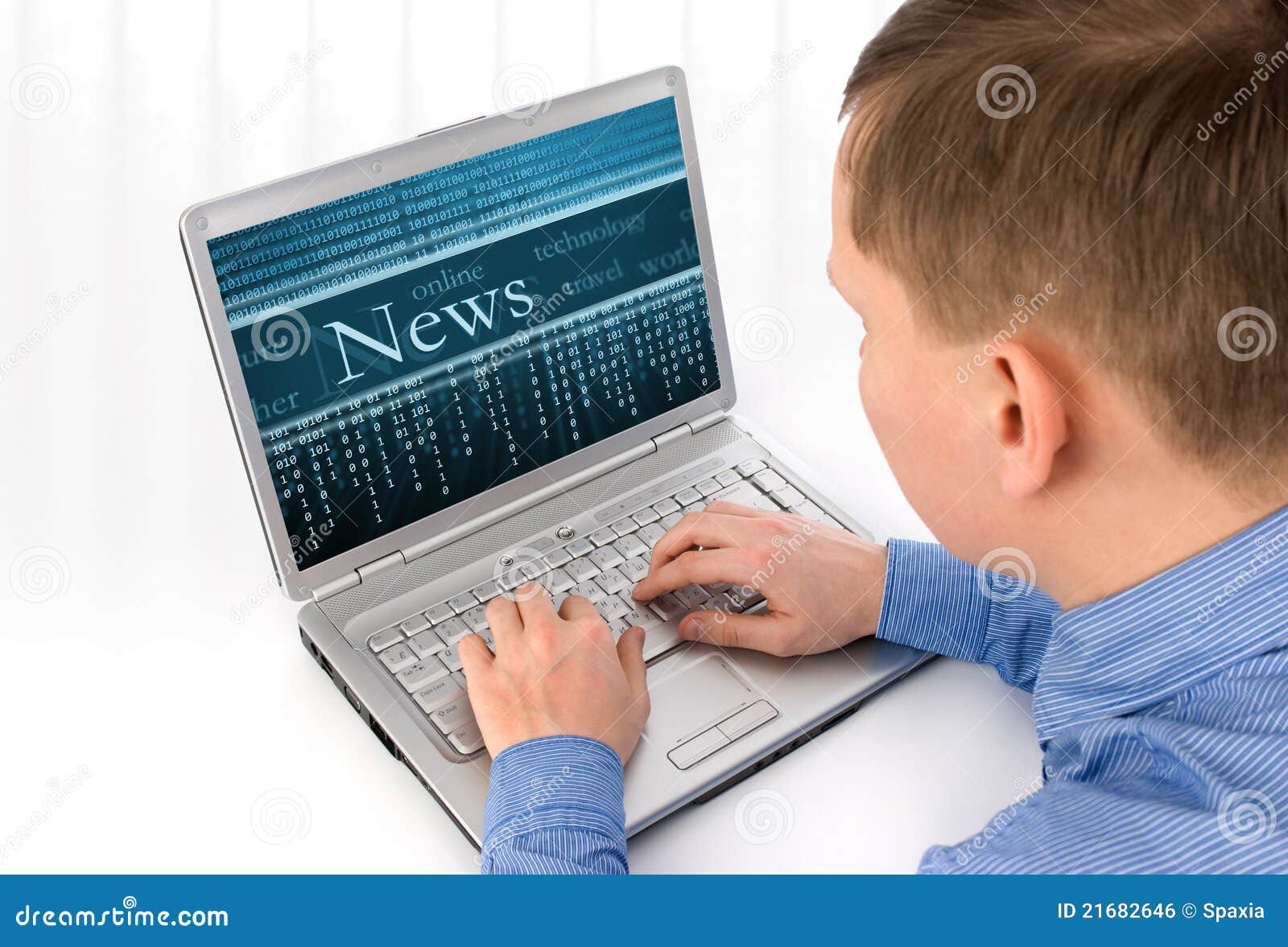 Funzionamento Del Giovane Di Un Computer Portatile Fotografia Stock ...