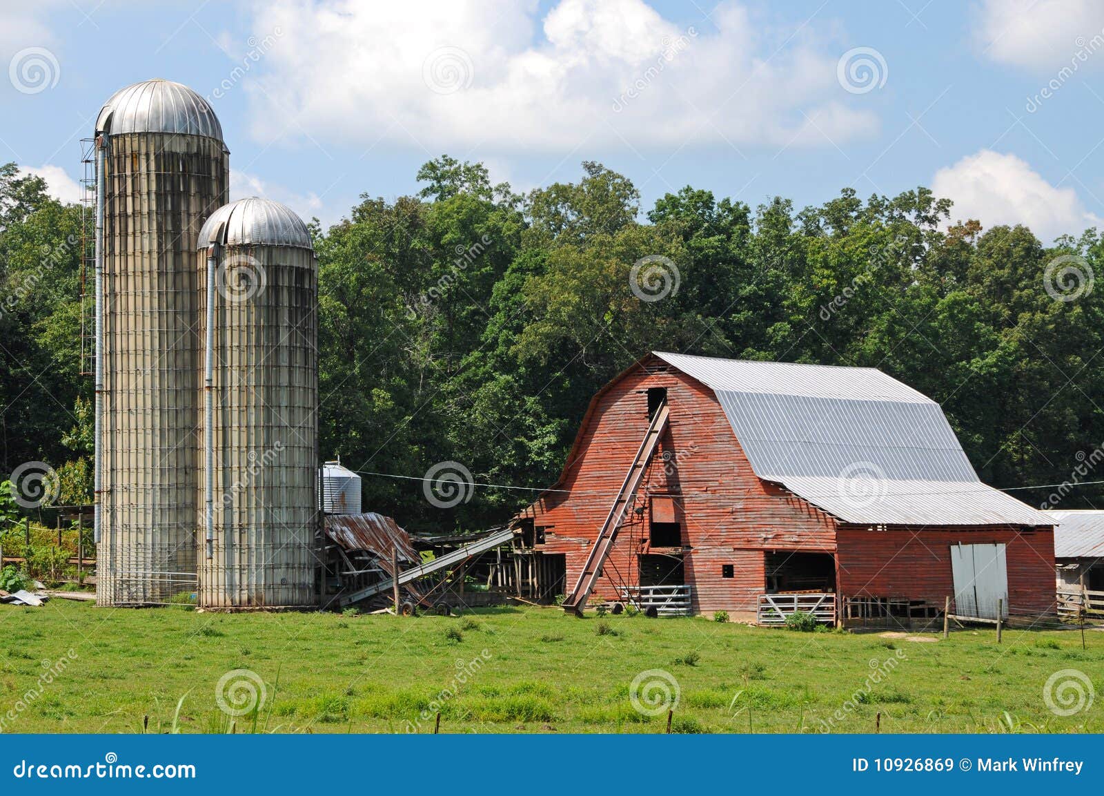 Funzionamento Dell'azienda Agricola Immagine Stock - Immagine di aperto ... Funzionamento Dell'azienda Agricola Immagine Stock - Immagine di aperto ...