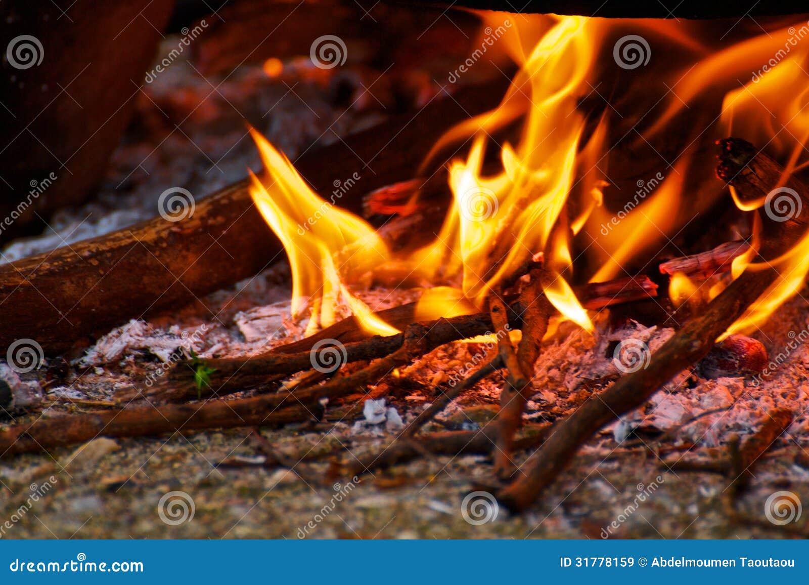 Fuoco immagine stock. Immagine di illuminazione, incendio - 31778159