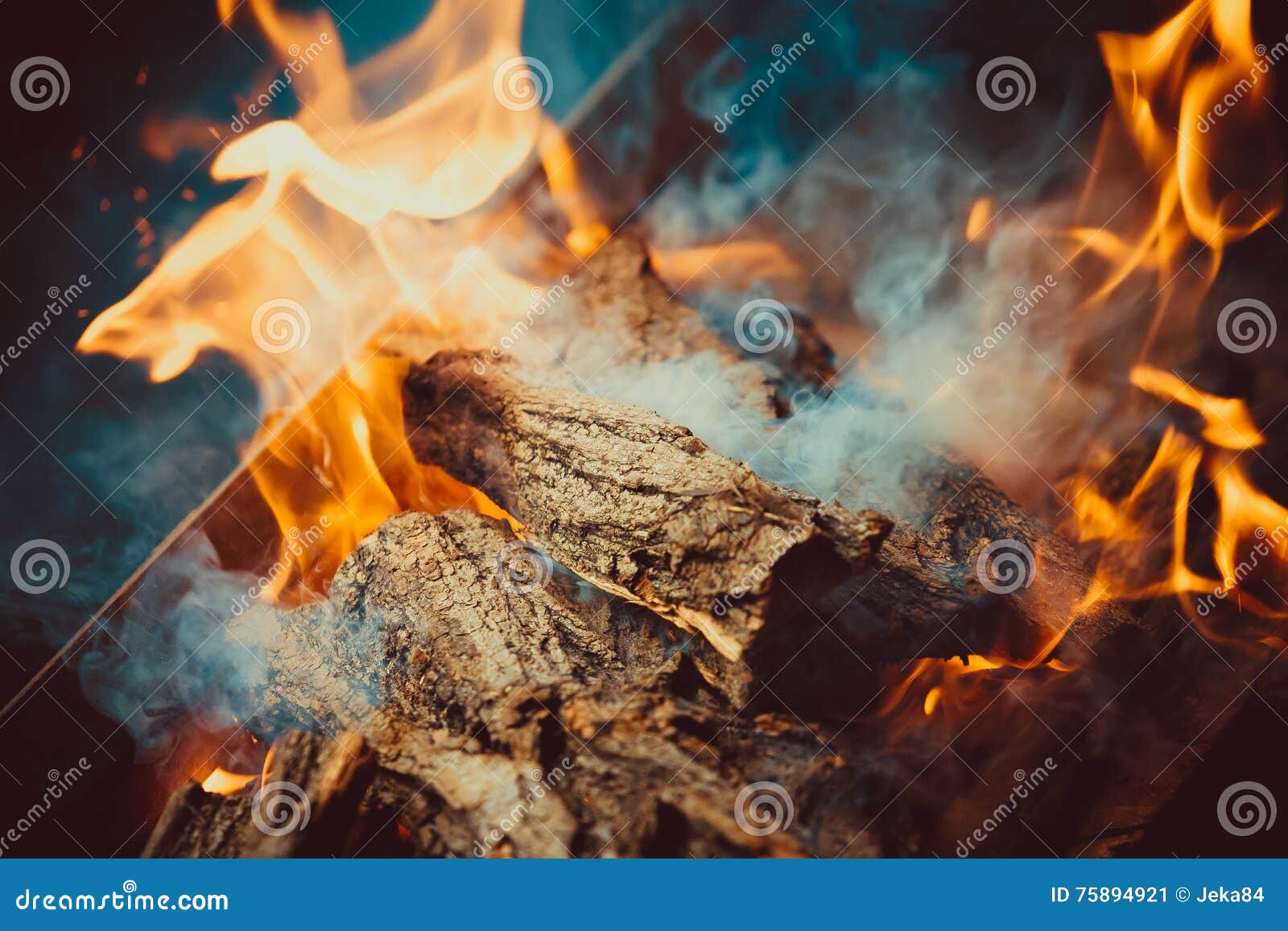 Fuoco immagine stock. Immagine di illuminazione, carboni - 75894921