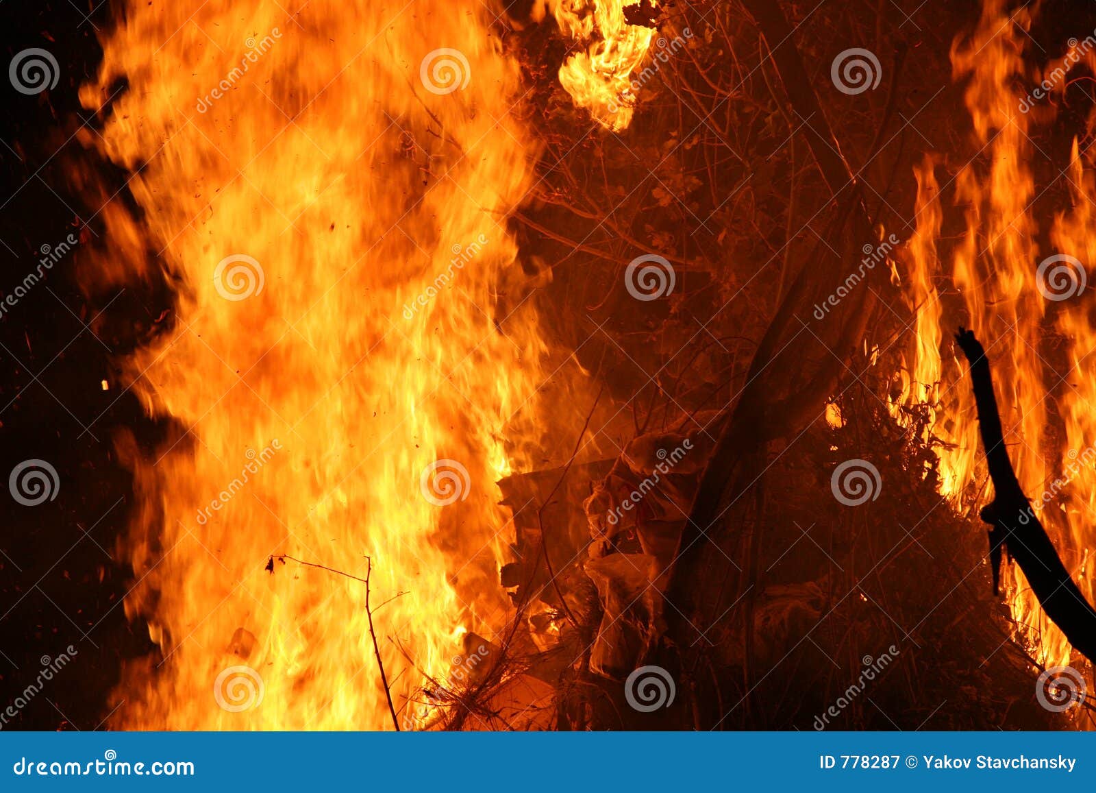 Fuoco immagine stock. Immagine di rosso, arancione, luce - 778287