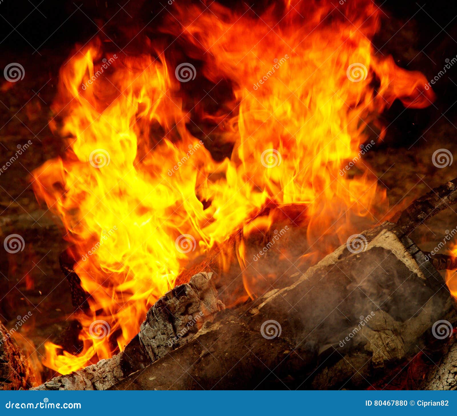 Fuoco fotografia stock. Immagine di sfuocatura, accampamento - 80467880