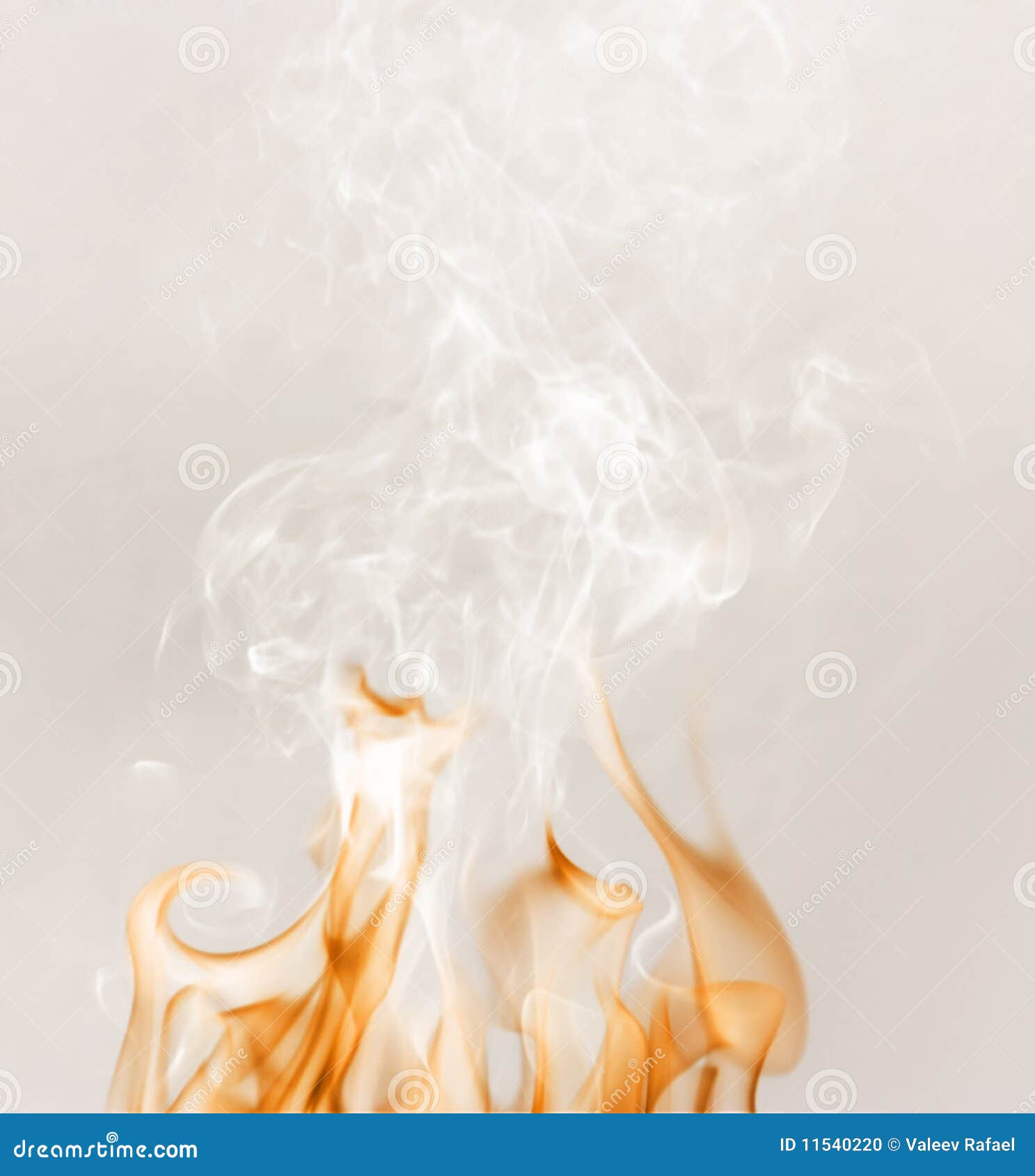 Fuoco con un fumo bianco fotografia stock. Immagine di efficienza ...