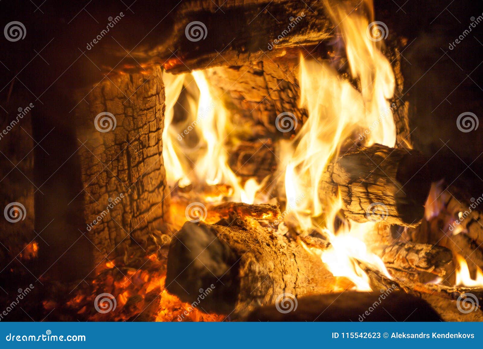 Fuoco Camino Fiamma Foto Stock - Download 44,053 Royalty Free Photos