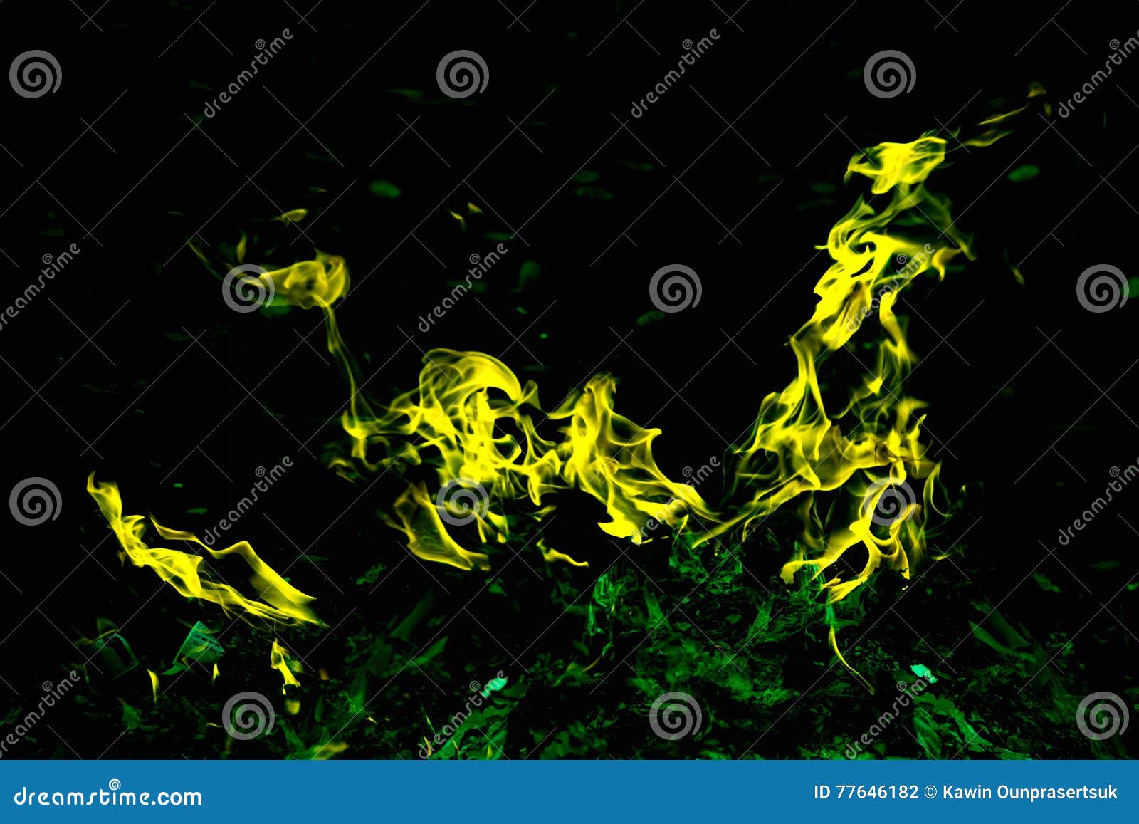 Fuoco Verde Della Struttura Sulla Combustione Fotografia Stock ...