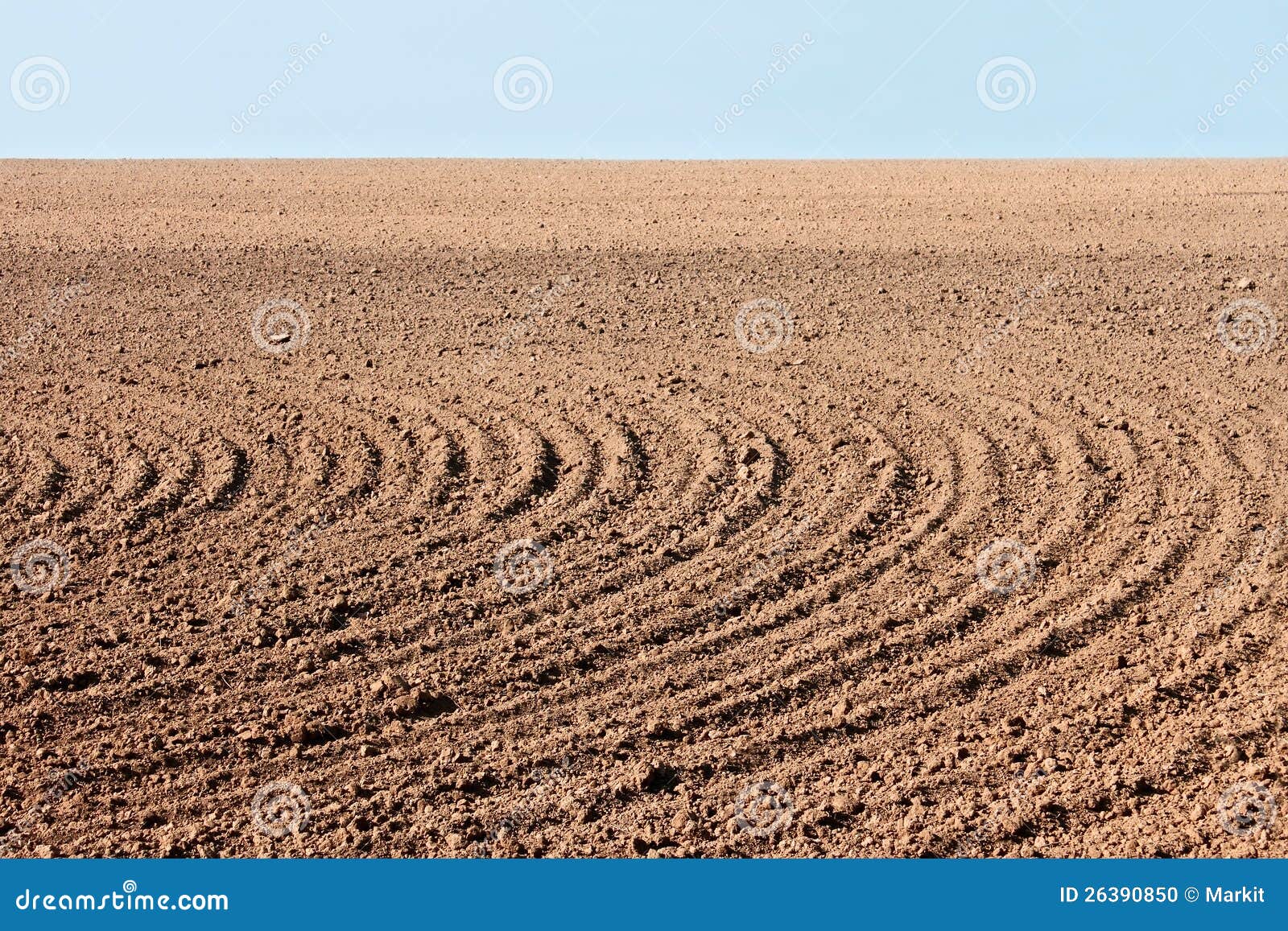 Furchen auf Herbstfeld stockfoto. Bild von land, trocken - 26390850
