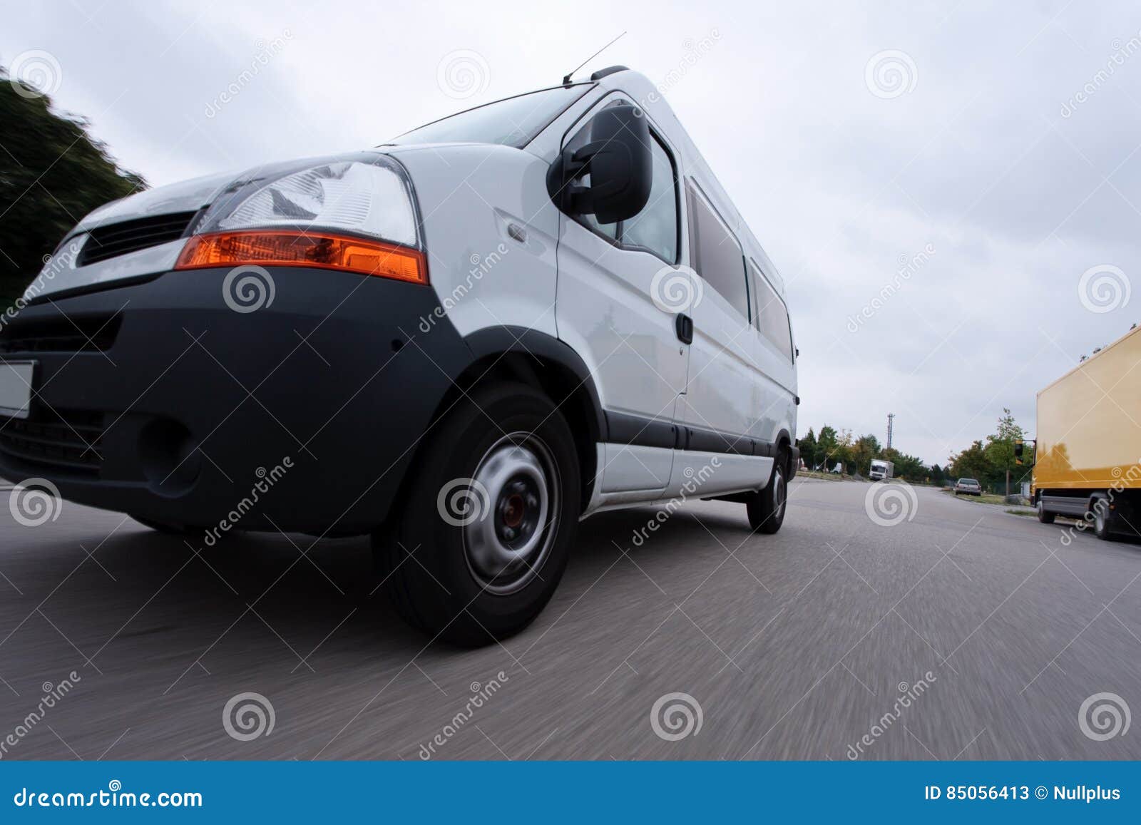 Furgone di consegna veloce immagine stock. Immagine di postino - 85056413