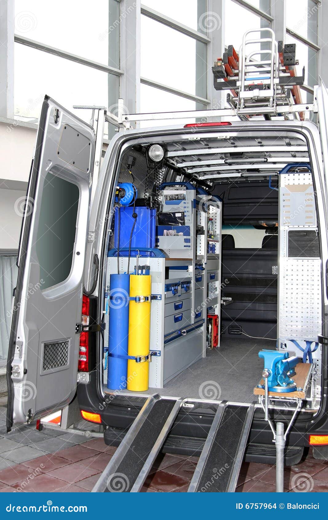 Furgoneta utilitaria foto de archivo. Imagen de profesional - 6757964