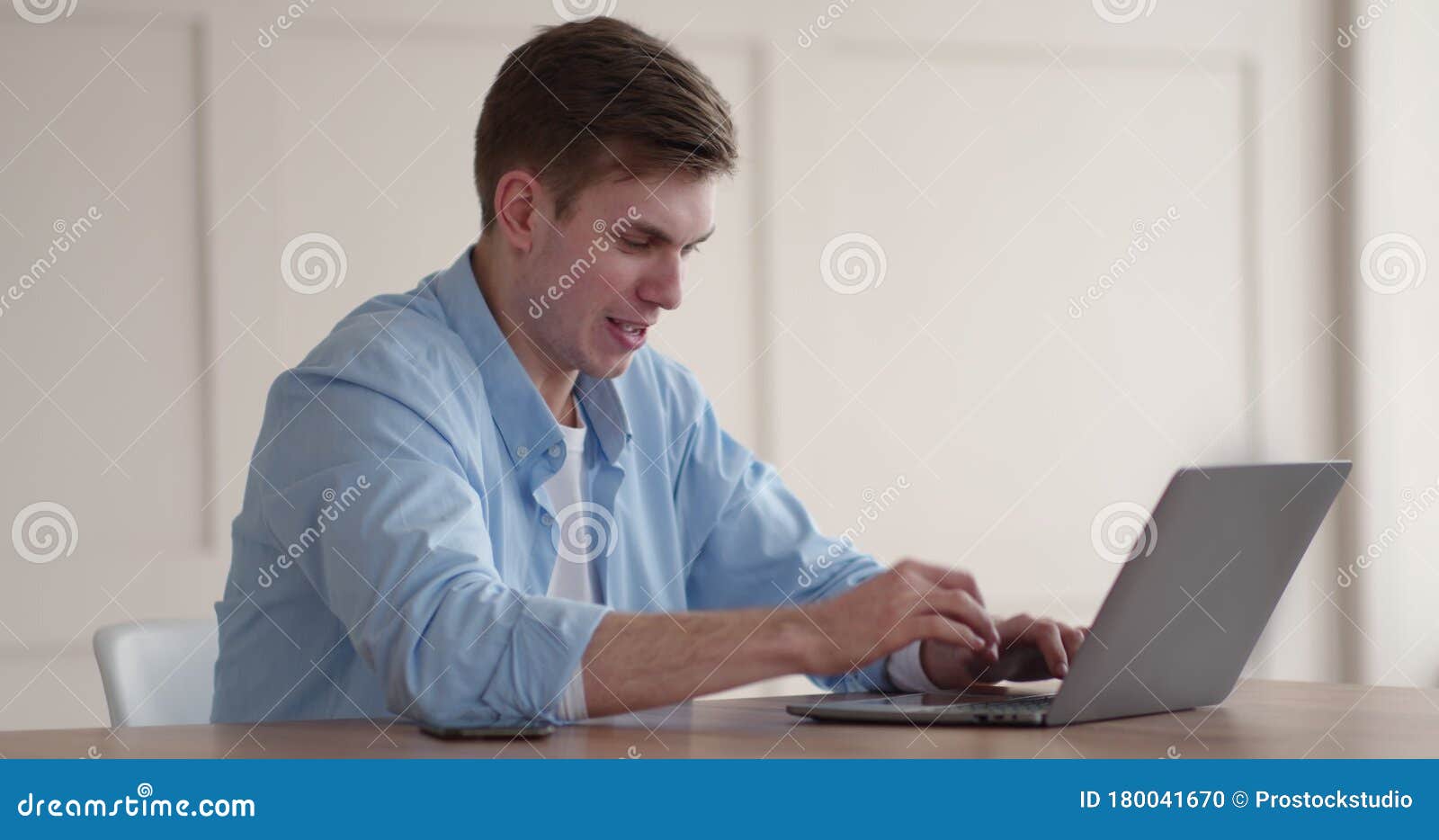 Furious Guy Screaming at Laptop with Software Error at Home Stock ...