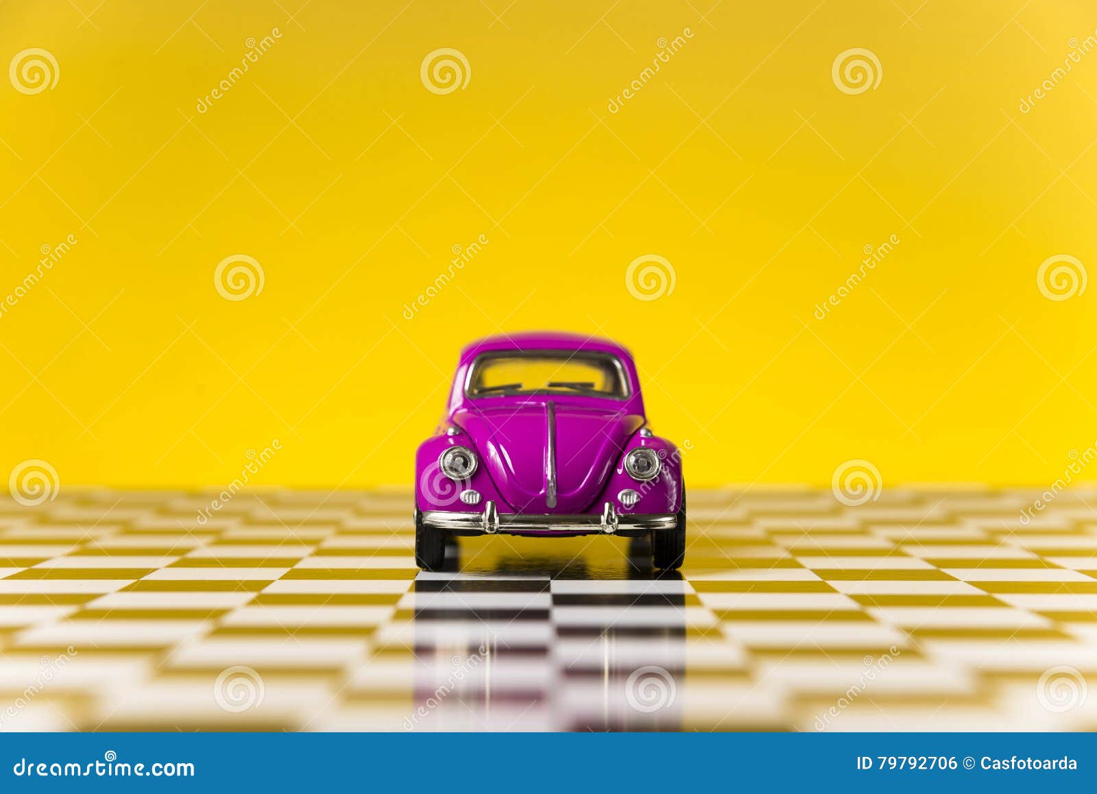 Fusca cor-de-rosa foto editorial. Imagem de roxo, retro - 79792706