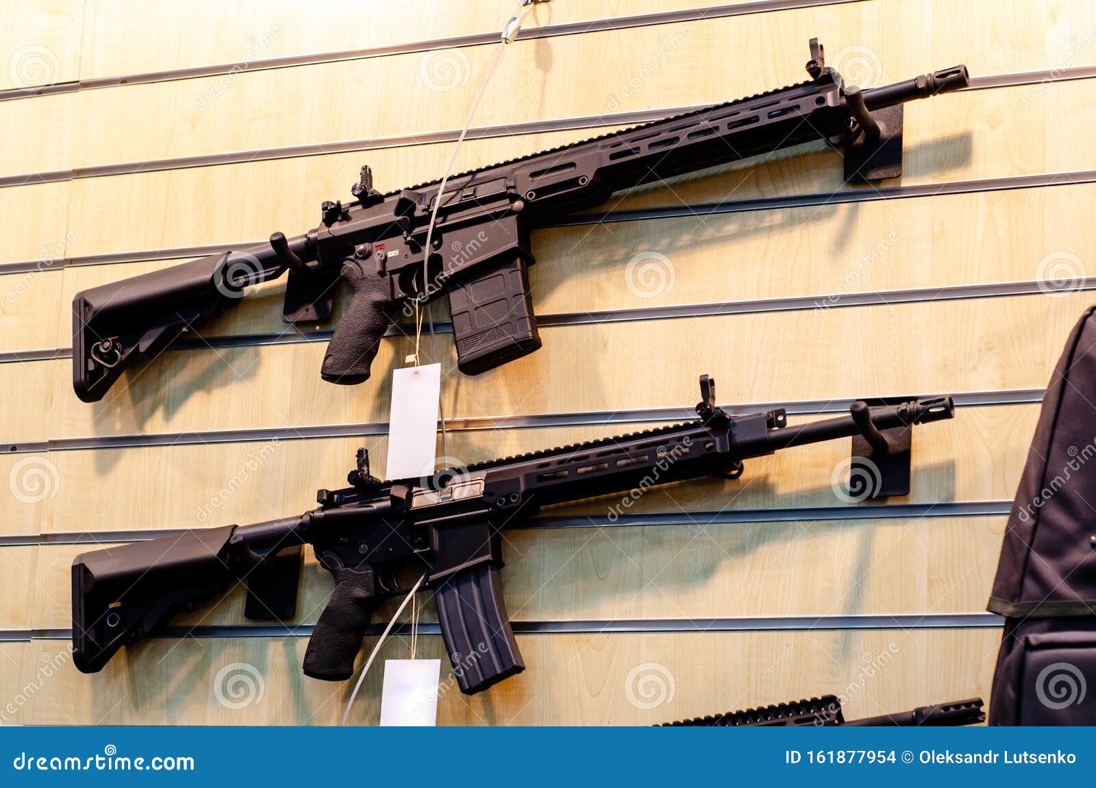 Fusil En La Pared Con Rifles Foto de archivo - Imagen de rifle, arma ...