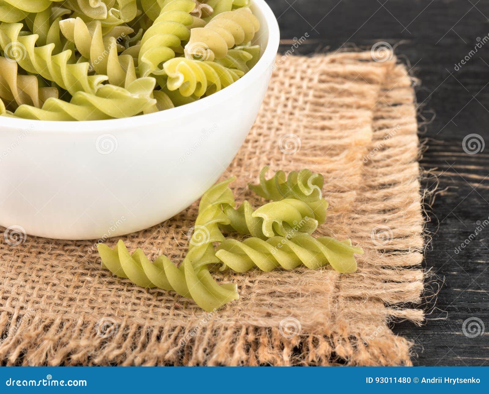 Fusilli Verde Da Massa Na Bacia Foto de Stock - Imagem de tabela ...