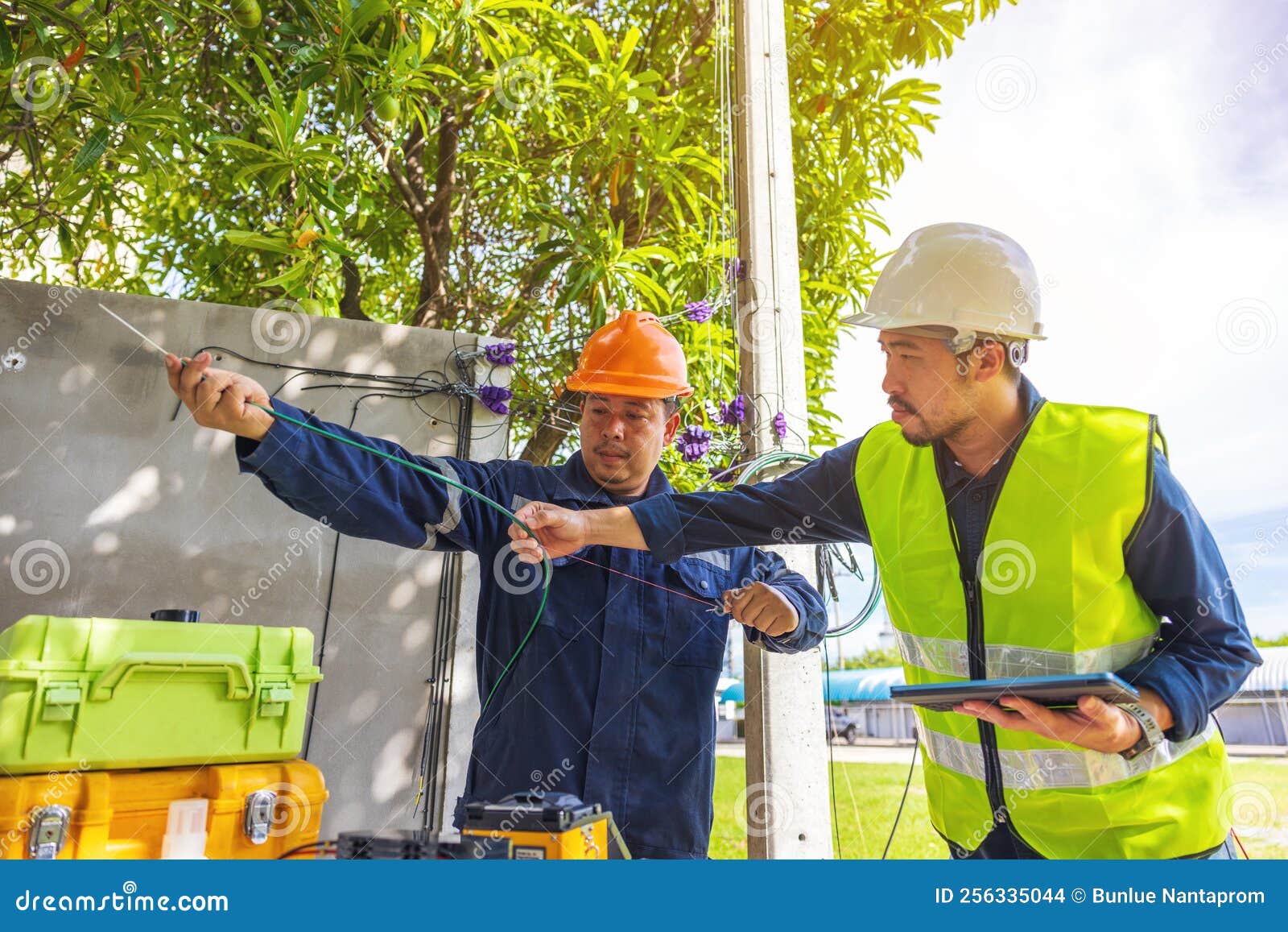 Fusion of Fiber Optics Cable Internet Signal Splicing and Wire ...