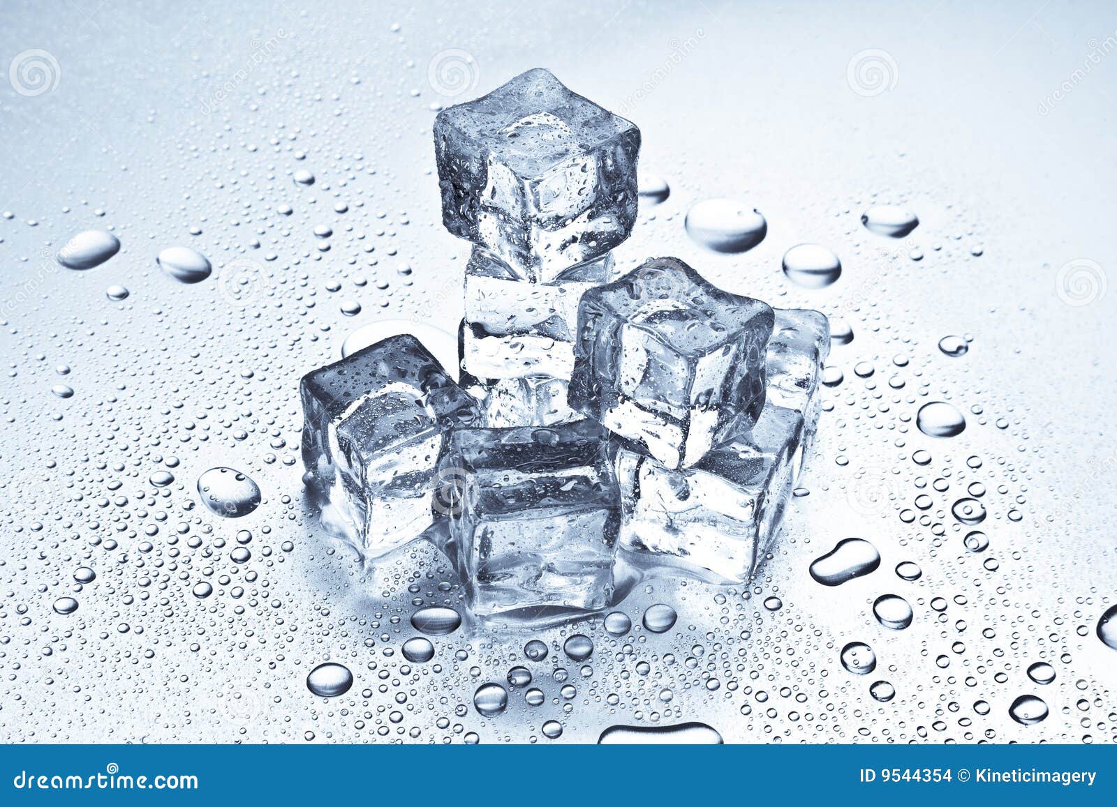 Fusione Dei Cubi Di Ghiaccio Fotografia Stock - Immagine di branelli ...