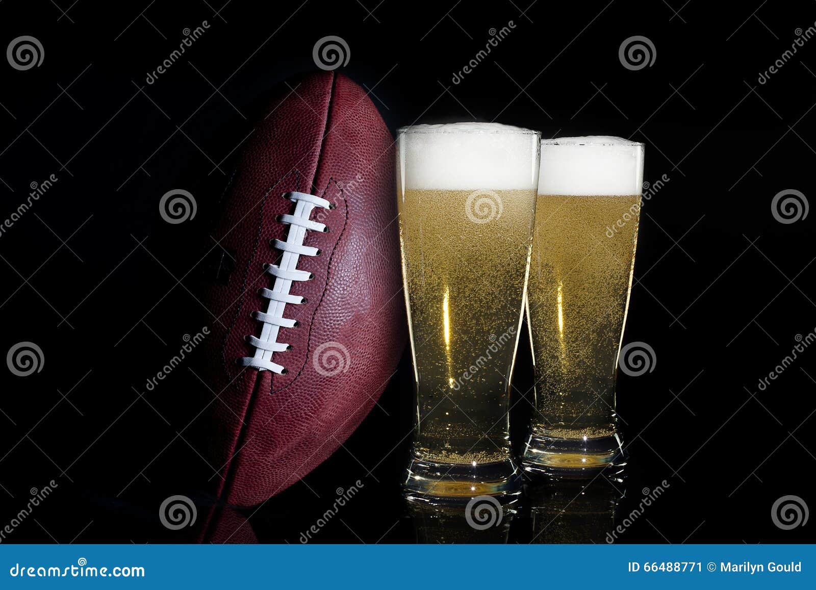 Futebol & cerveja dos E.U. imagem de stock. Imagem de futebol - 66488771