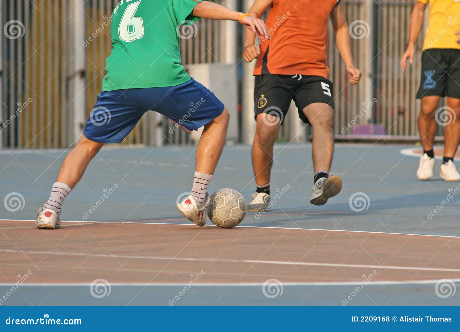 Futebol da rua foto de stock. Imagem de praticar, atlético - 2209168
