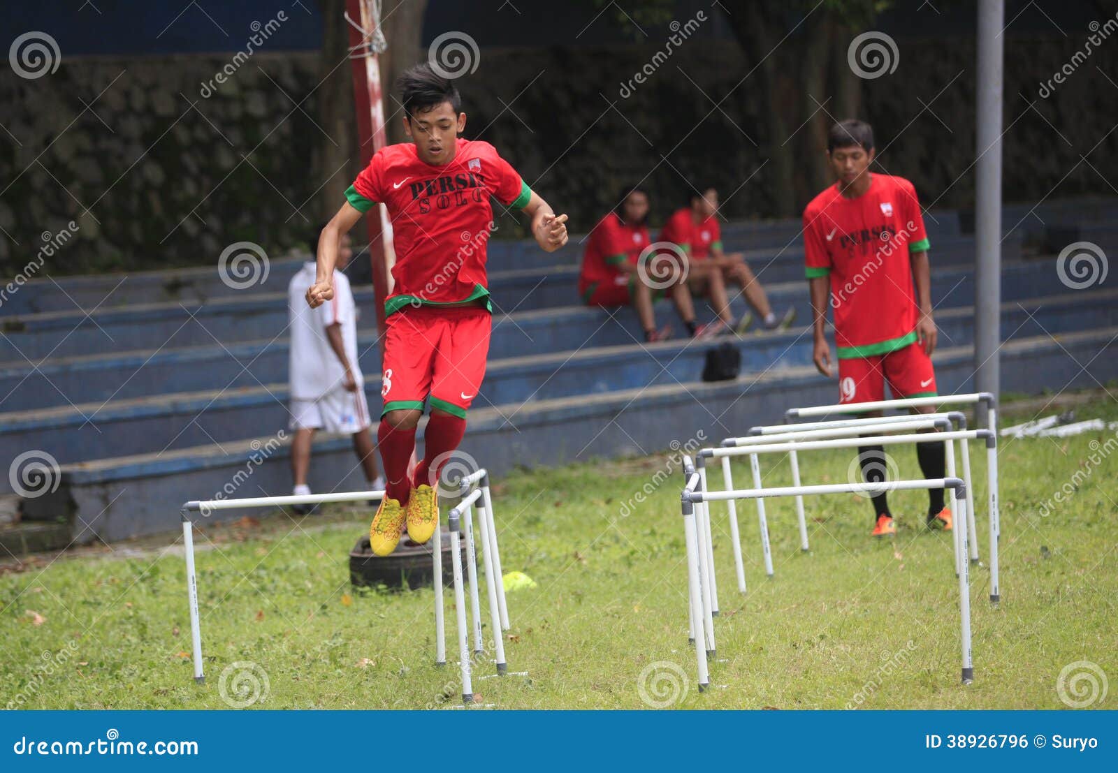 Futebol praticando foto editorial. Imagem de resistência - 38926796