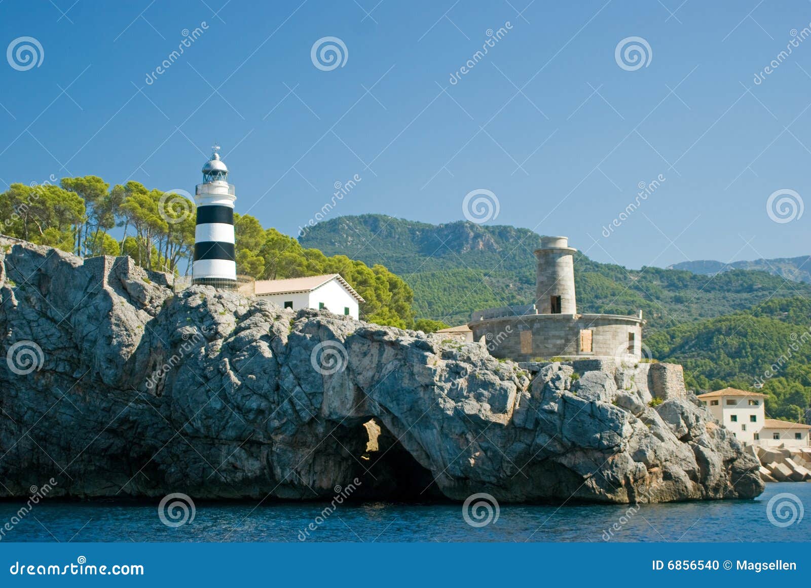 Fyrar arkivfoto. Bild av himmel, stenar, lampa, struktur - 6856540