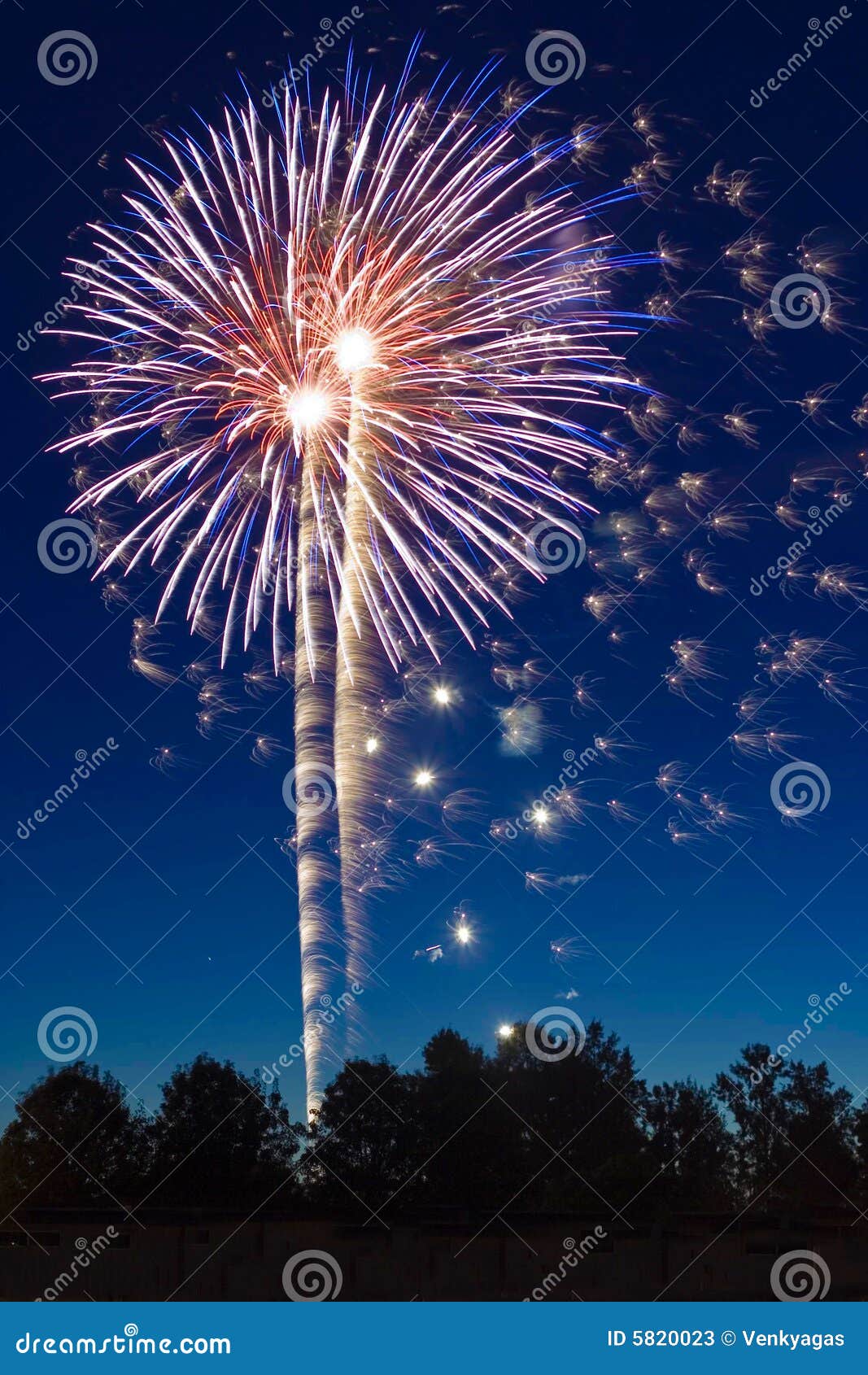 Fyrverkerier fotografering för bildbyråer. Bild av fyrverkerier - 5820023