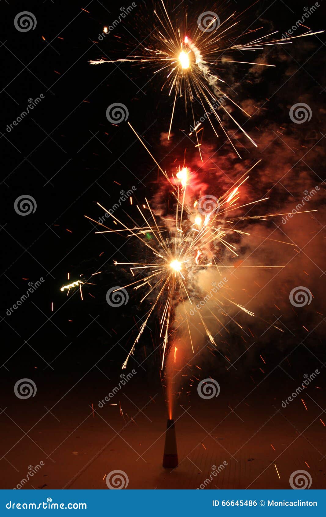 Fyrverkerier arkivfoto. Bild av beröm, brigham, festlighet - 66645486