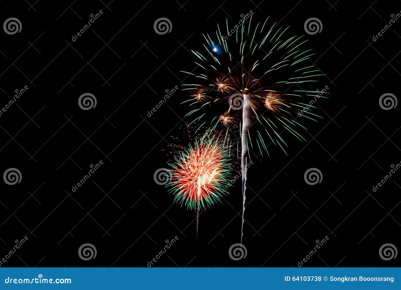 Fyrverkerier I Svart Bakgrund Arkivfoto - Bild av afton, fyrverkeri ...