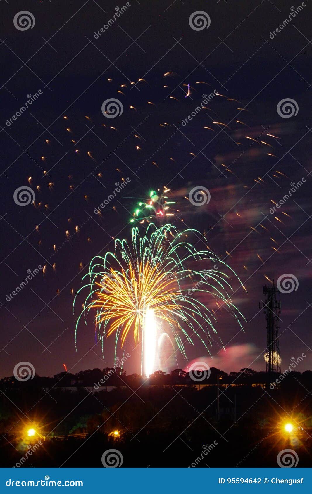 Fyrverkerier som regn arkivfoto. Bild av självständigt - 95594642