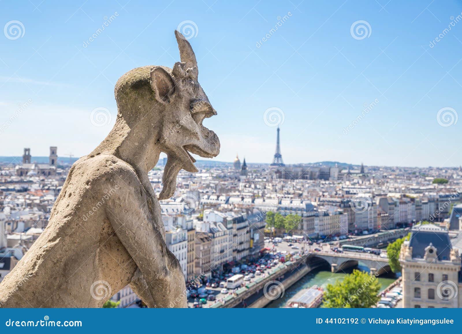 Gárgula Em Notre Dame Paris Foto de Stock - Imagem de estranho, pedra ...
