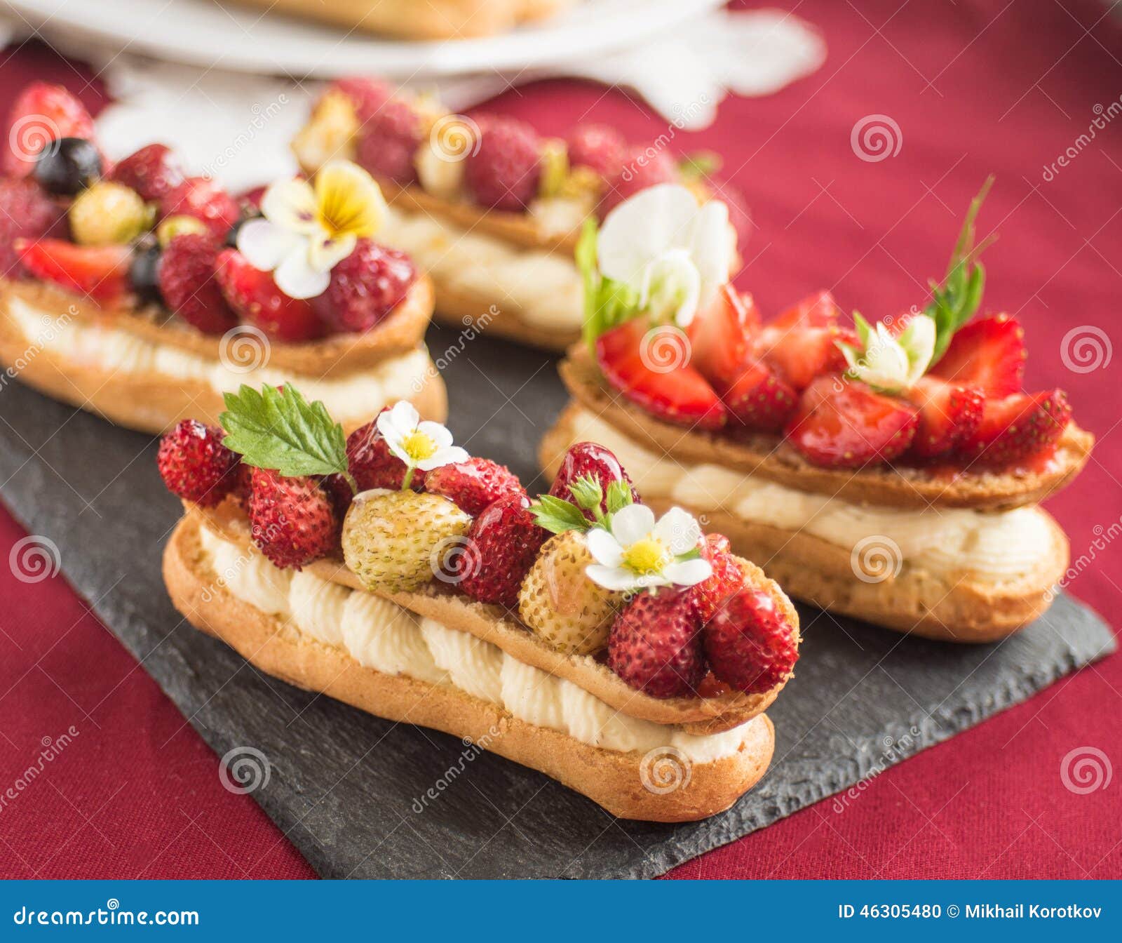 Gâteau d'Eclair photo stock. Image du fraise, gâteau - 46305480