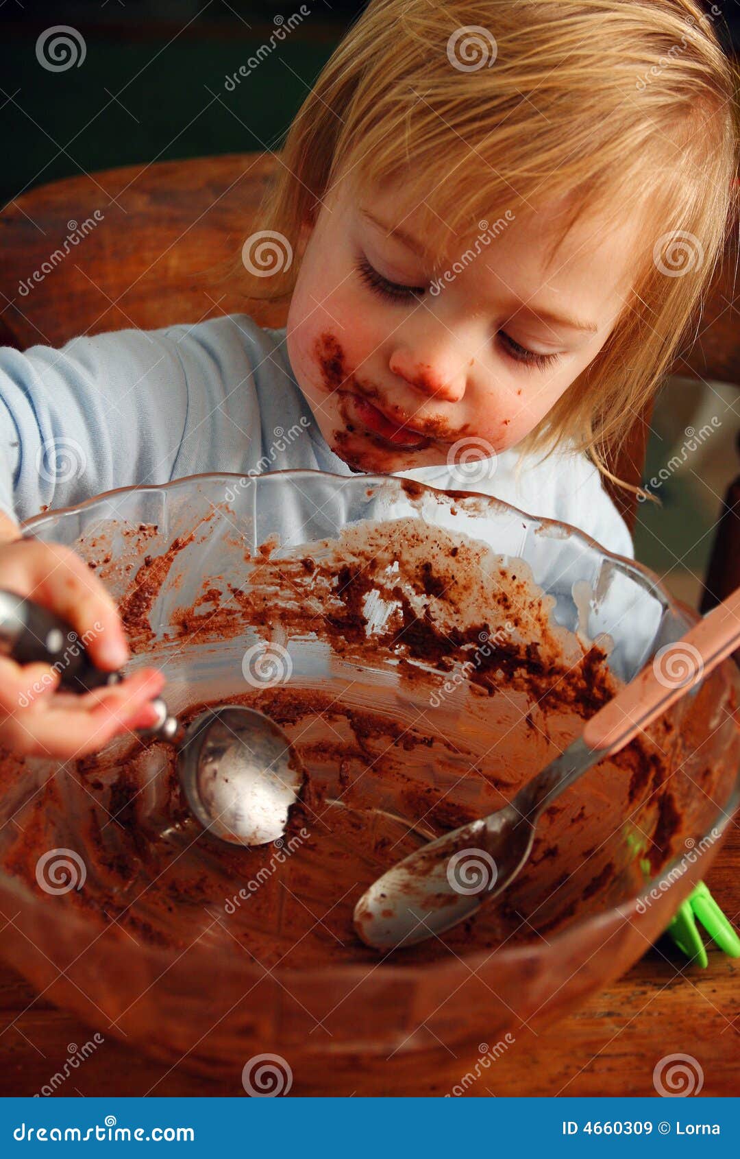 Gâteau De Chocolat D'enfant Image stock - Image du garçon, visage: 4660309