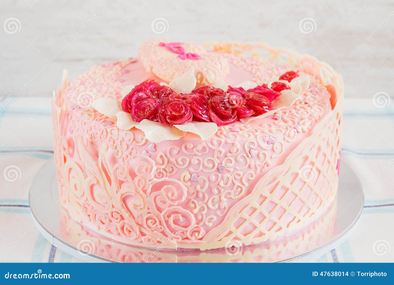 Gâteau De Mariage Rose Avec Des Fleurs Photo stock - Image du ...