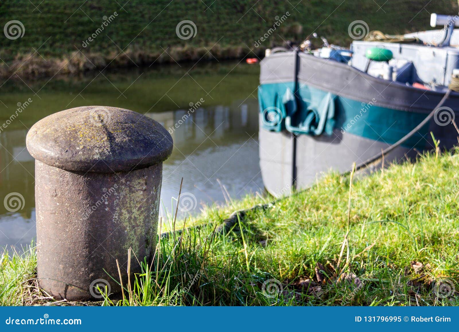 Gabarra Atada a Un Poste Que Amarra Imagen de archivo - Imagen de ...