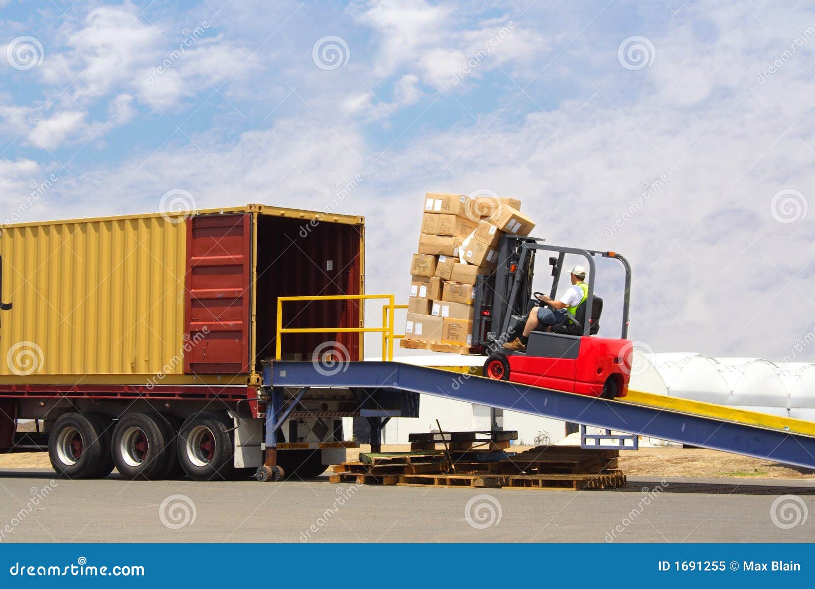 Gabelstapler stockbild. Bild von gabelstapler, eingabe - 1691255