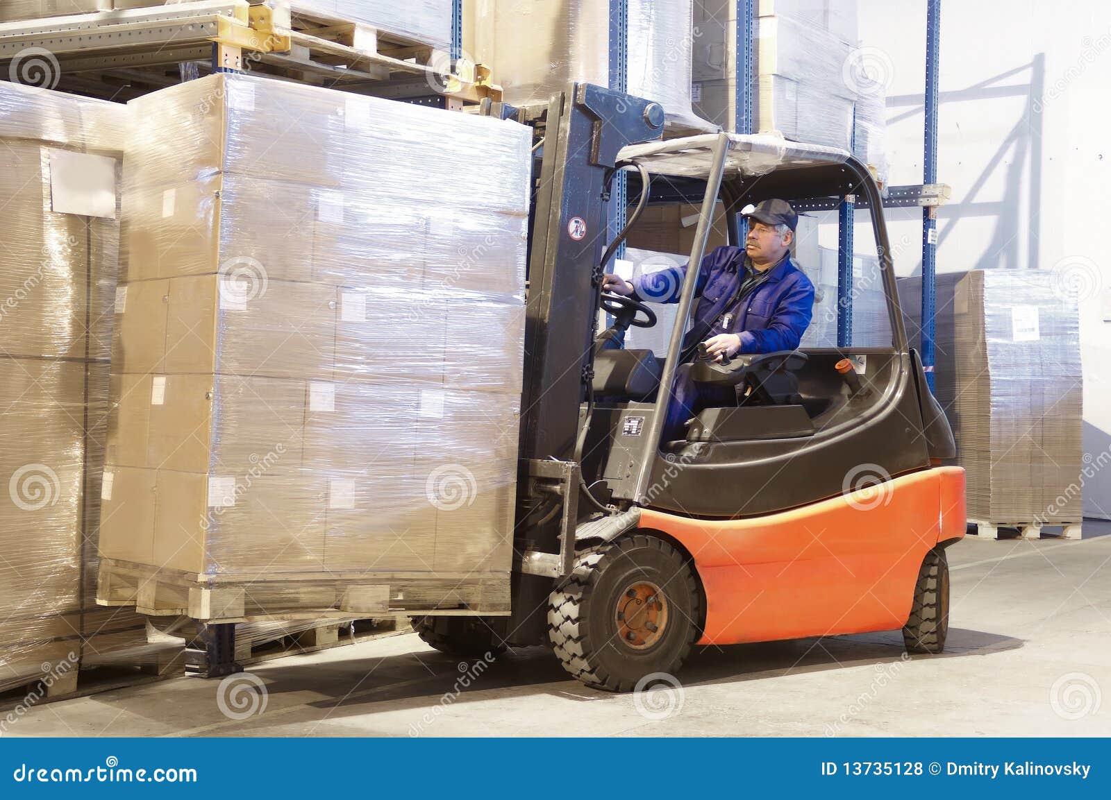 Gabelstapler Bei Der Arbeit Mit Treiber Stockfoto - Bild von lagerhaus ...